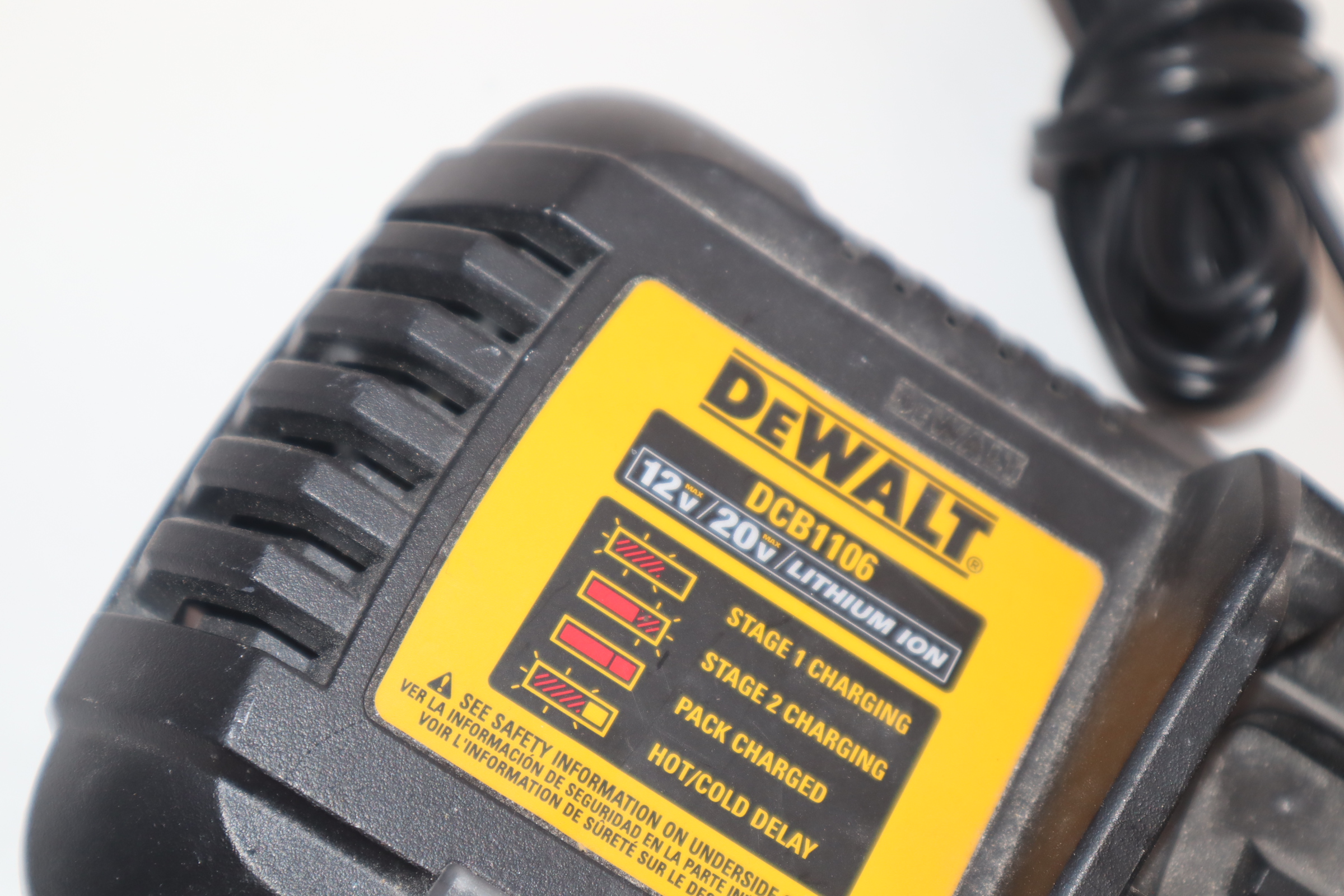 DeWalt DCD777 20V MAX Brushless Cordless Compact Drill/Driver 3082 Tool Set DeWalt DCD777 20V MAX Brushless Cordless Compact Drill/Driver 3082 Tool Set