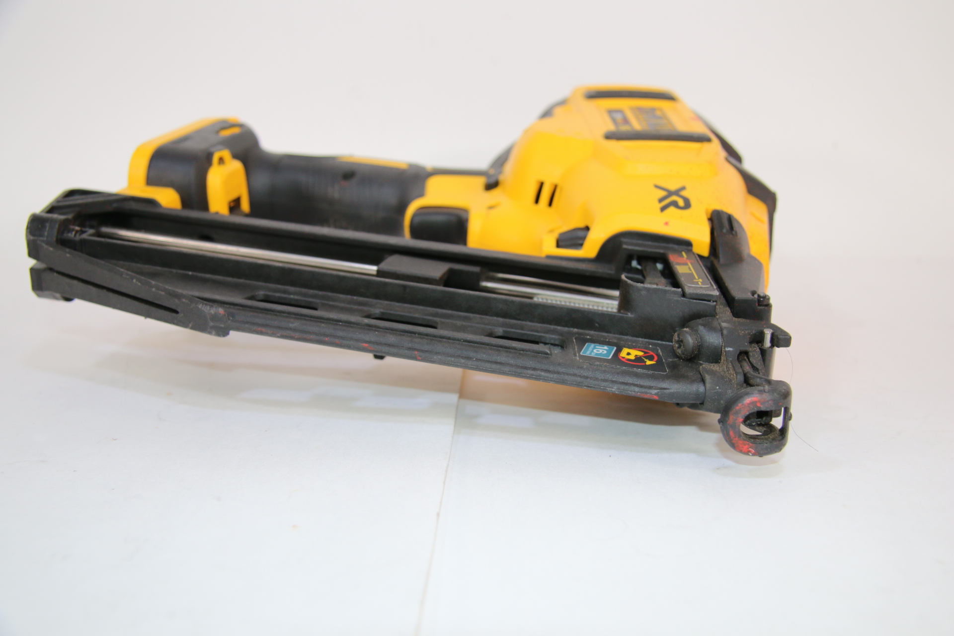 DeWalt DCN660 20V MAX XR 16 GA Angled Finish Nailer MGPB