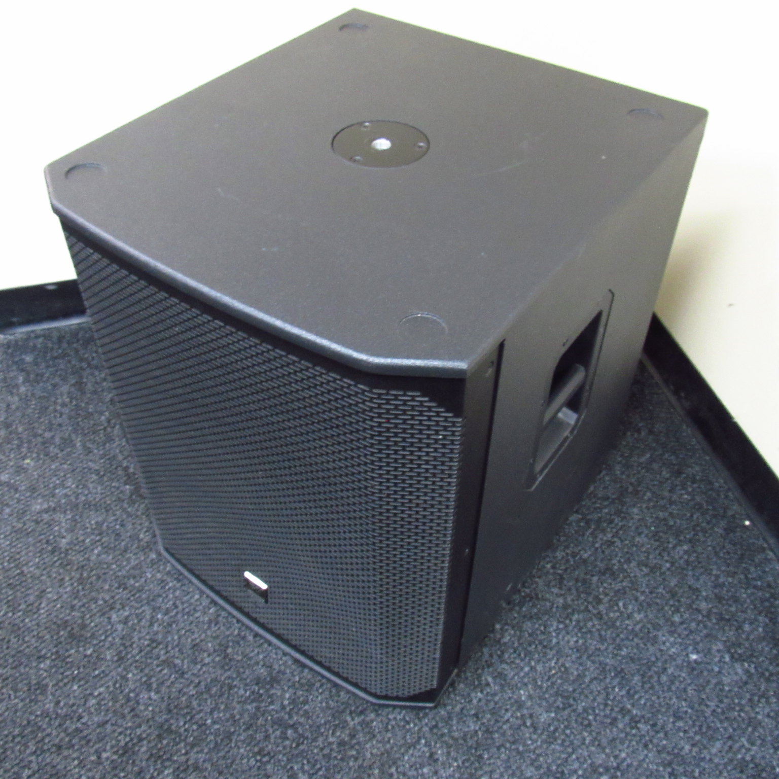 Electro-Voice ELX200-18SP-US 1200W Powered 18'' Subwoofer - 9075 Pick-Up Only