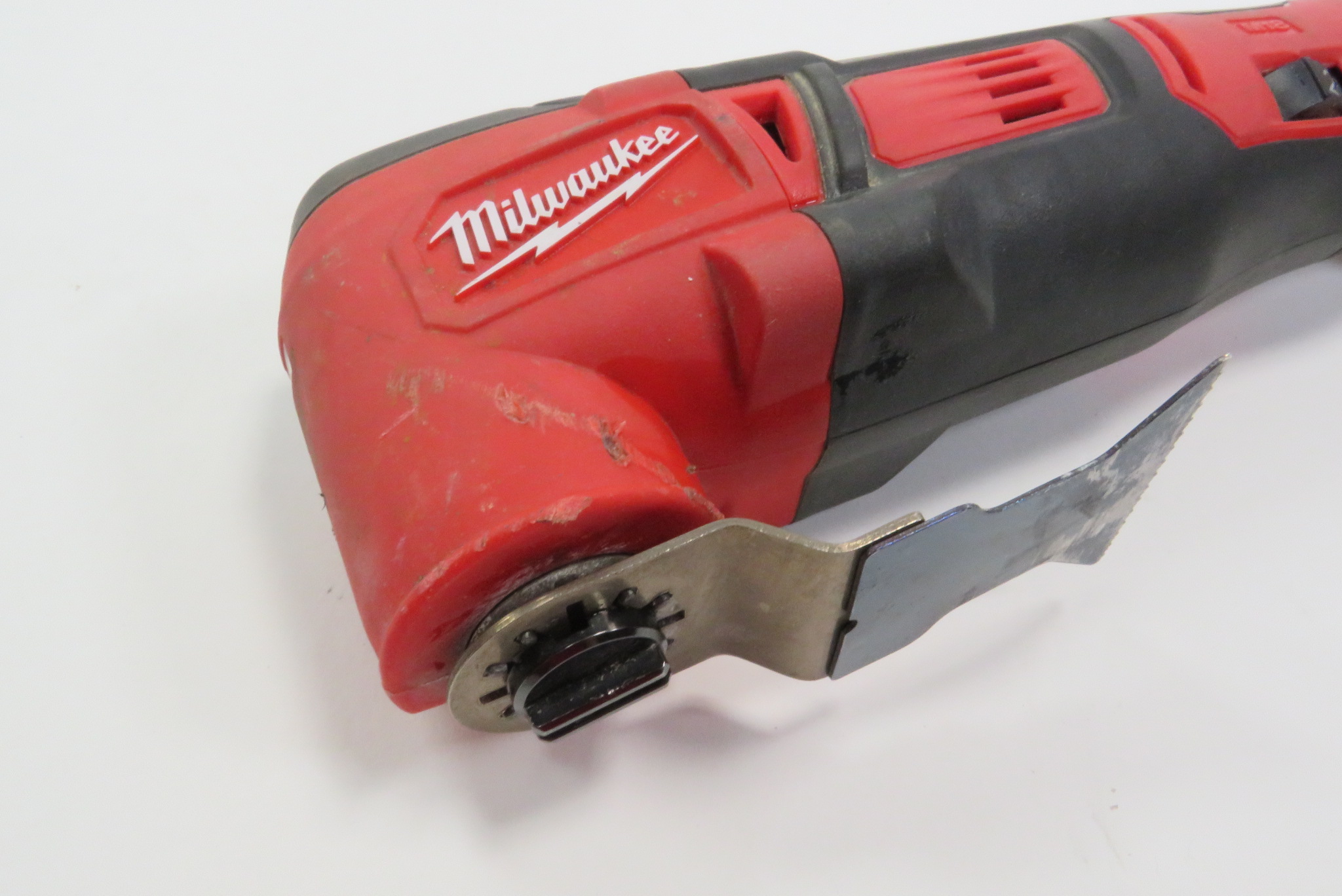 Milwaukee 2626-20 M18 18V Lithium-Ion Cordless Oscillating Multi-Tool