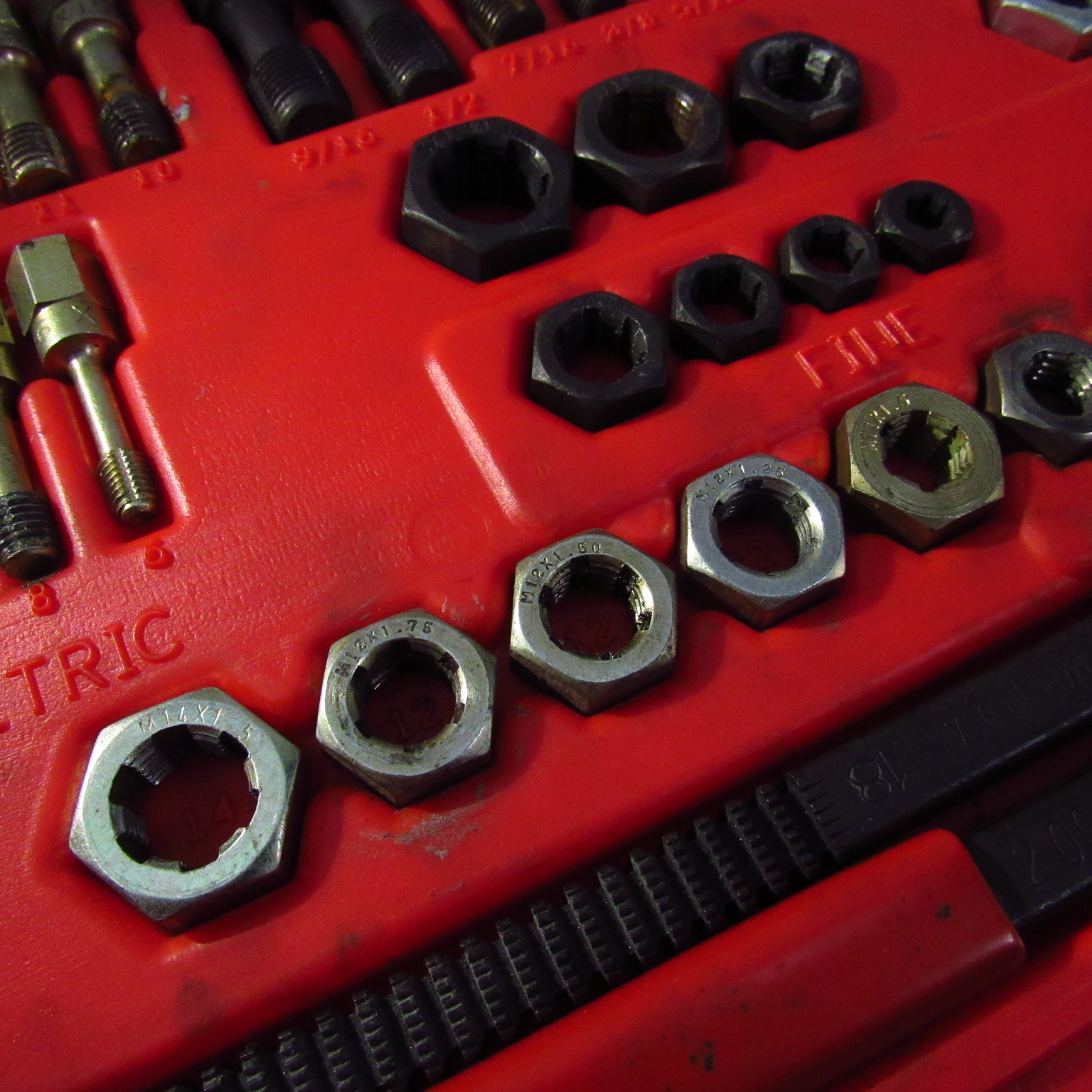 Mac Tools TRCOMBO48 48-Piece Fractional/Metric Rethreading Thread ...