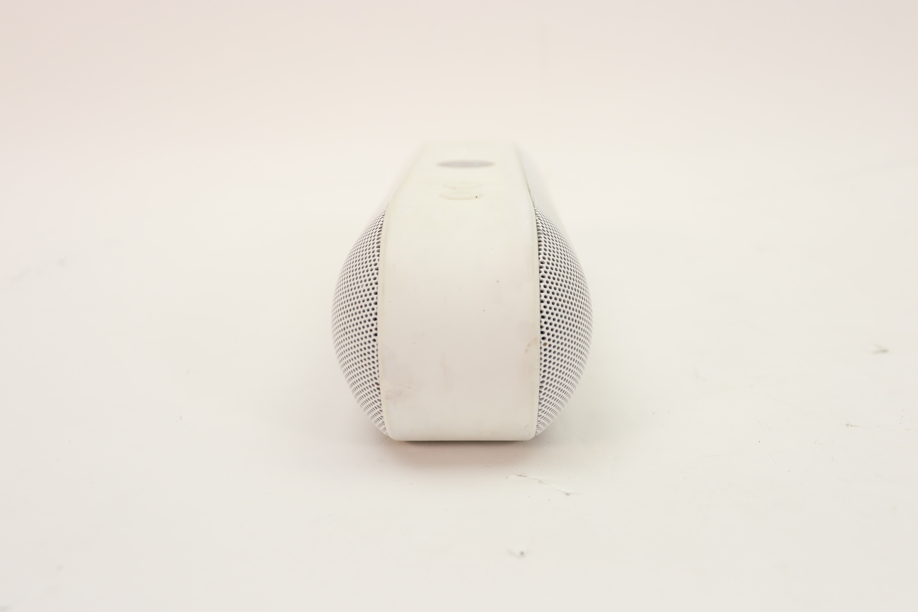 Apple Beats Pill A1680 Wireless Portable Bluetooth Speaker - White