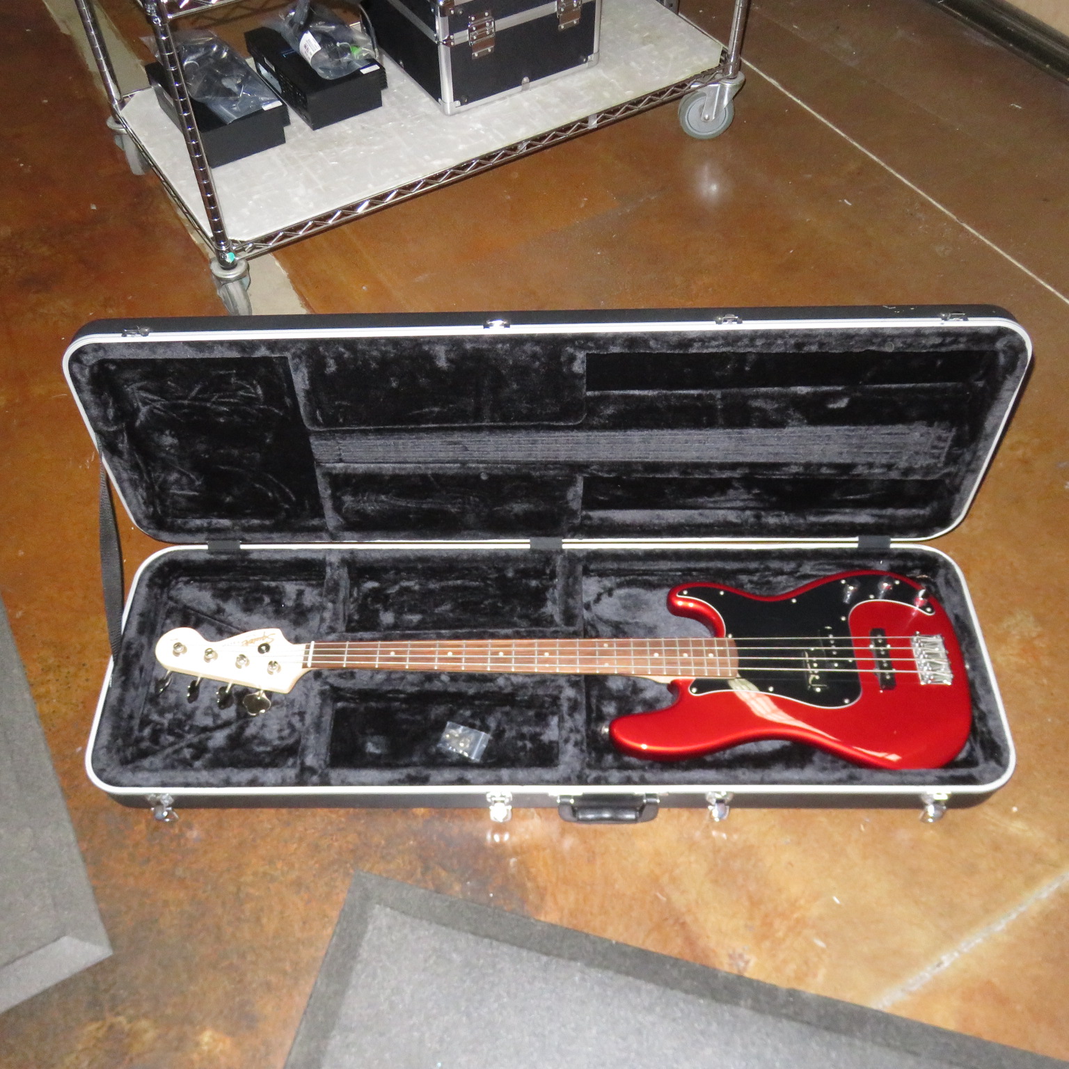 Squier by Fender P-Bass Affinity Series RH 4-String Electric Bass Guitar