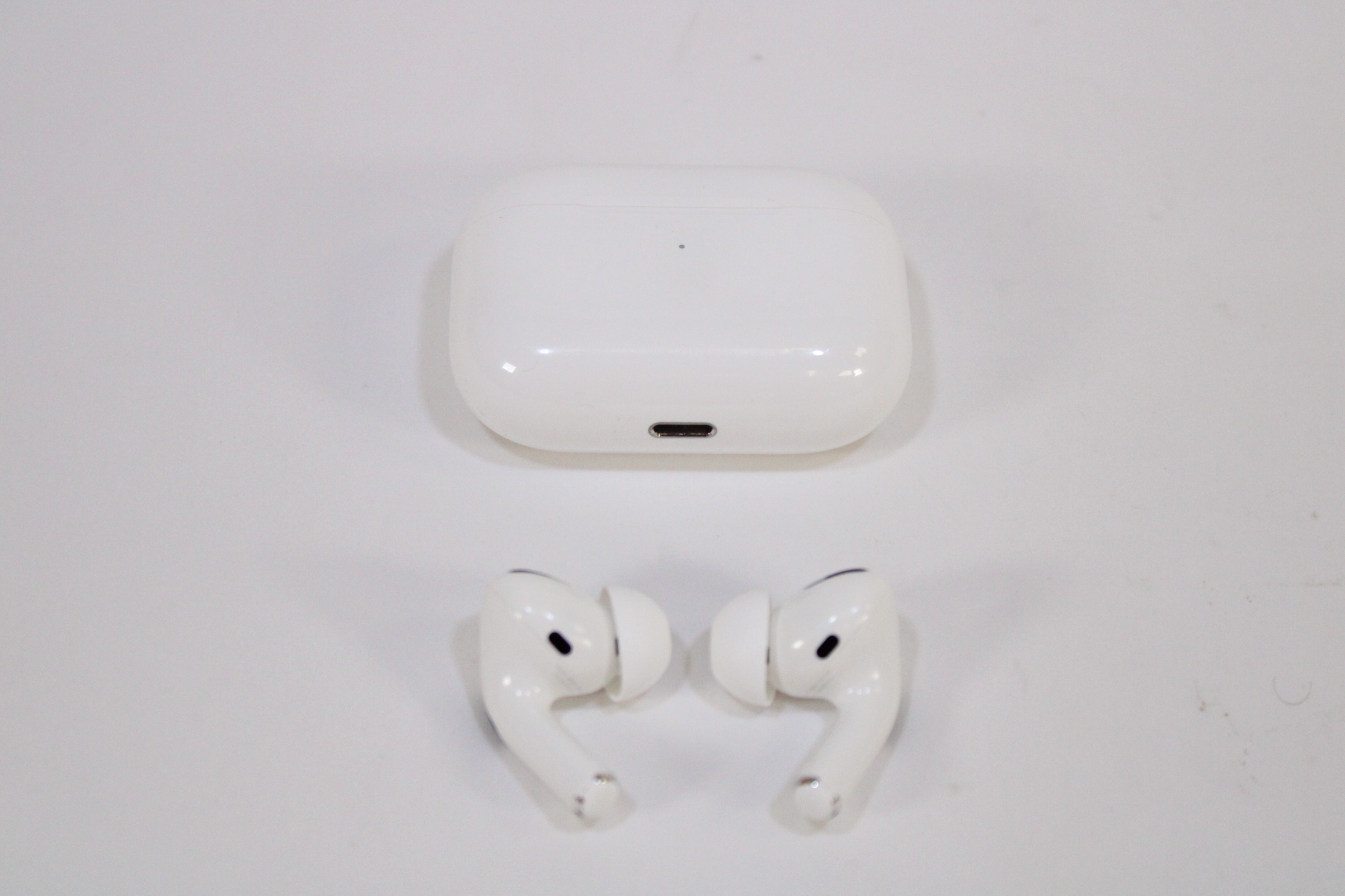 Apple MLWK3AM/A - MagSafe case - Wireless Bluetooth Earbuds - AirPods Pro