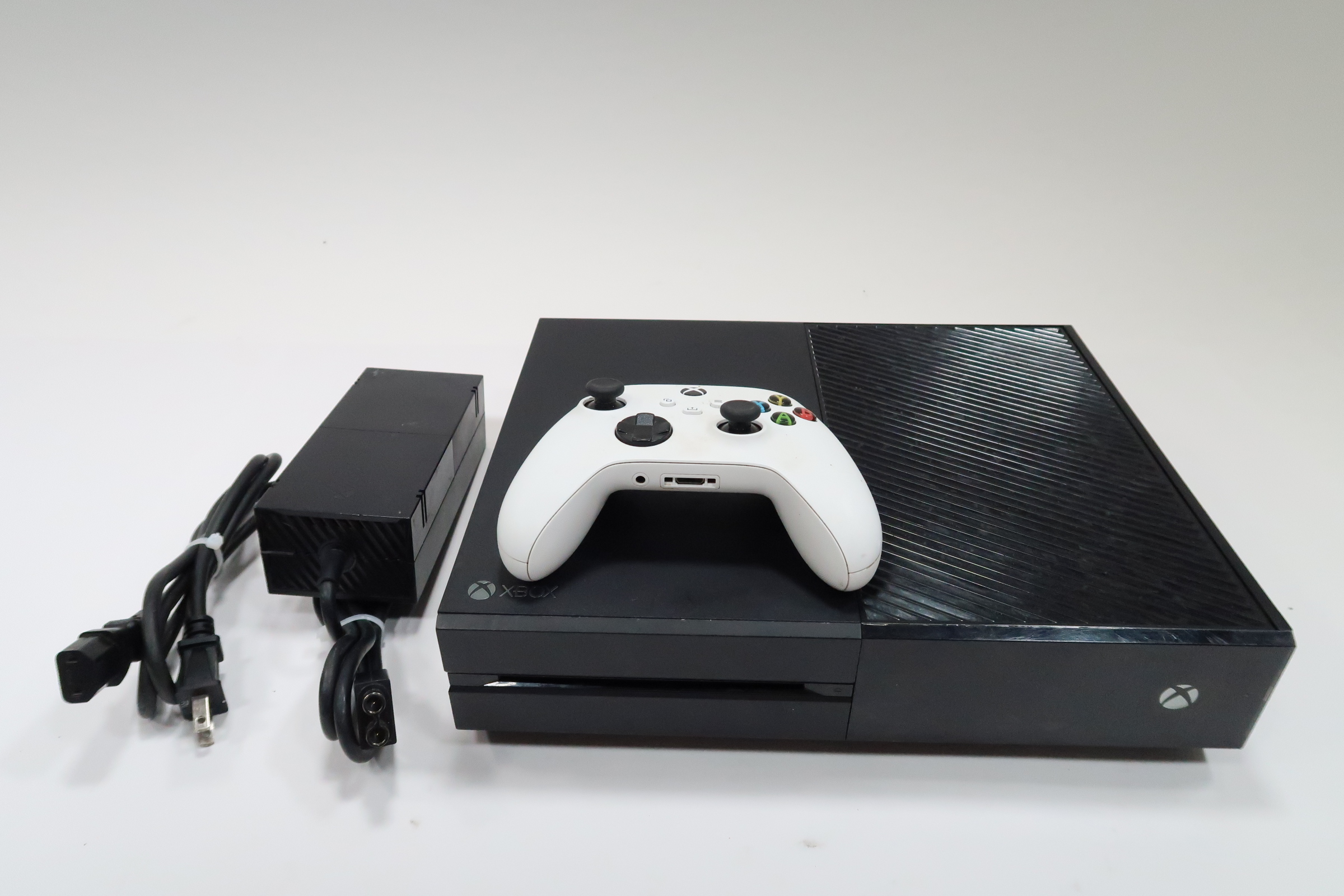 Microsoft 1540 Xbox One Original 500GB Video Game Console 2783