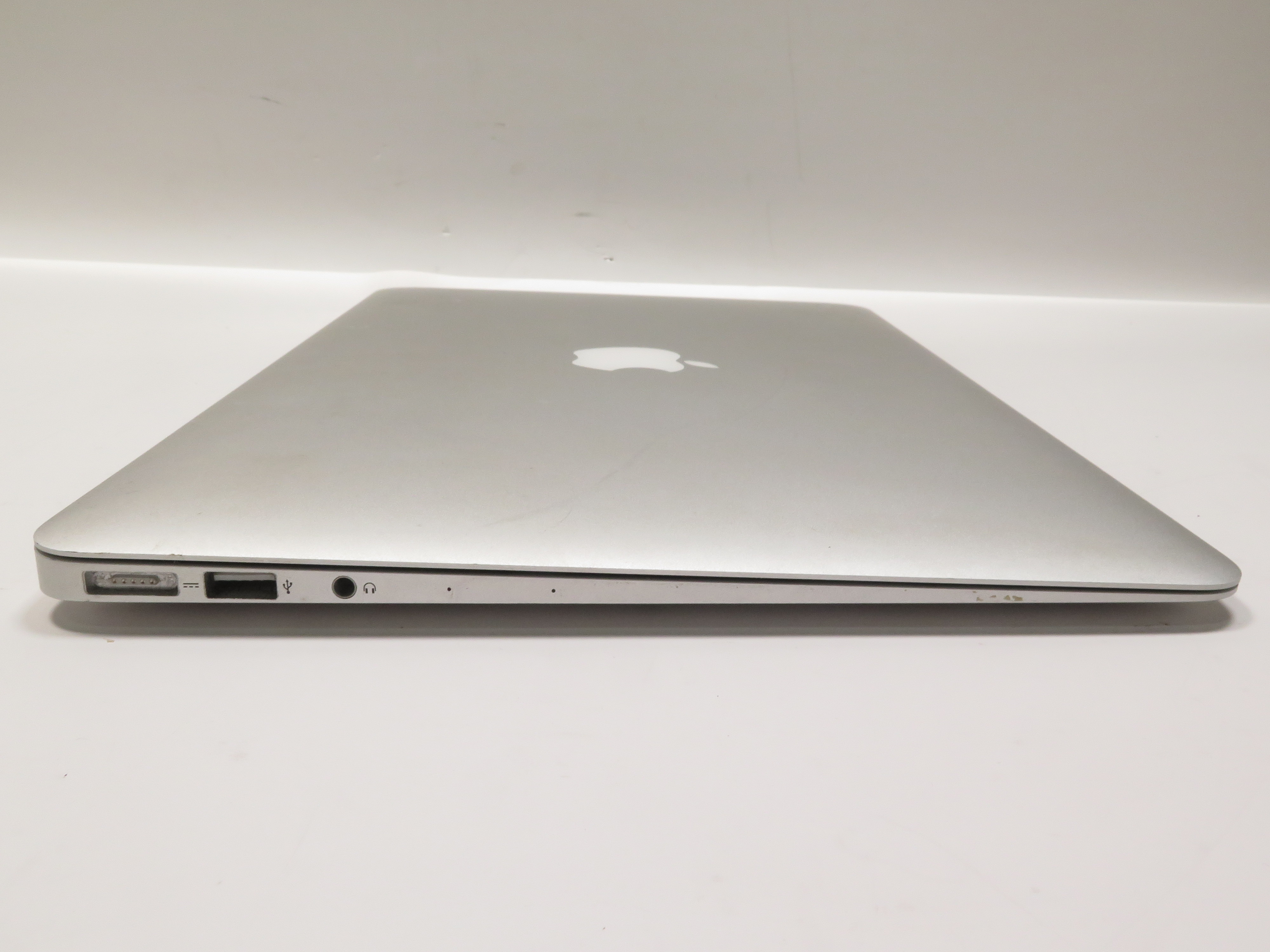 Apple MacBook Air 2017 MQD32LL/A Core i5-5350U 1.8GHz 8 GB RAM 128GB SSD 13.3"