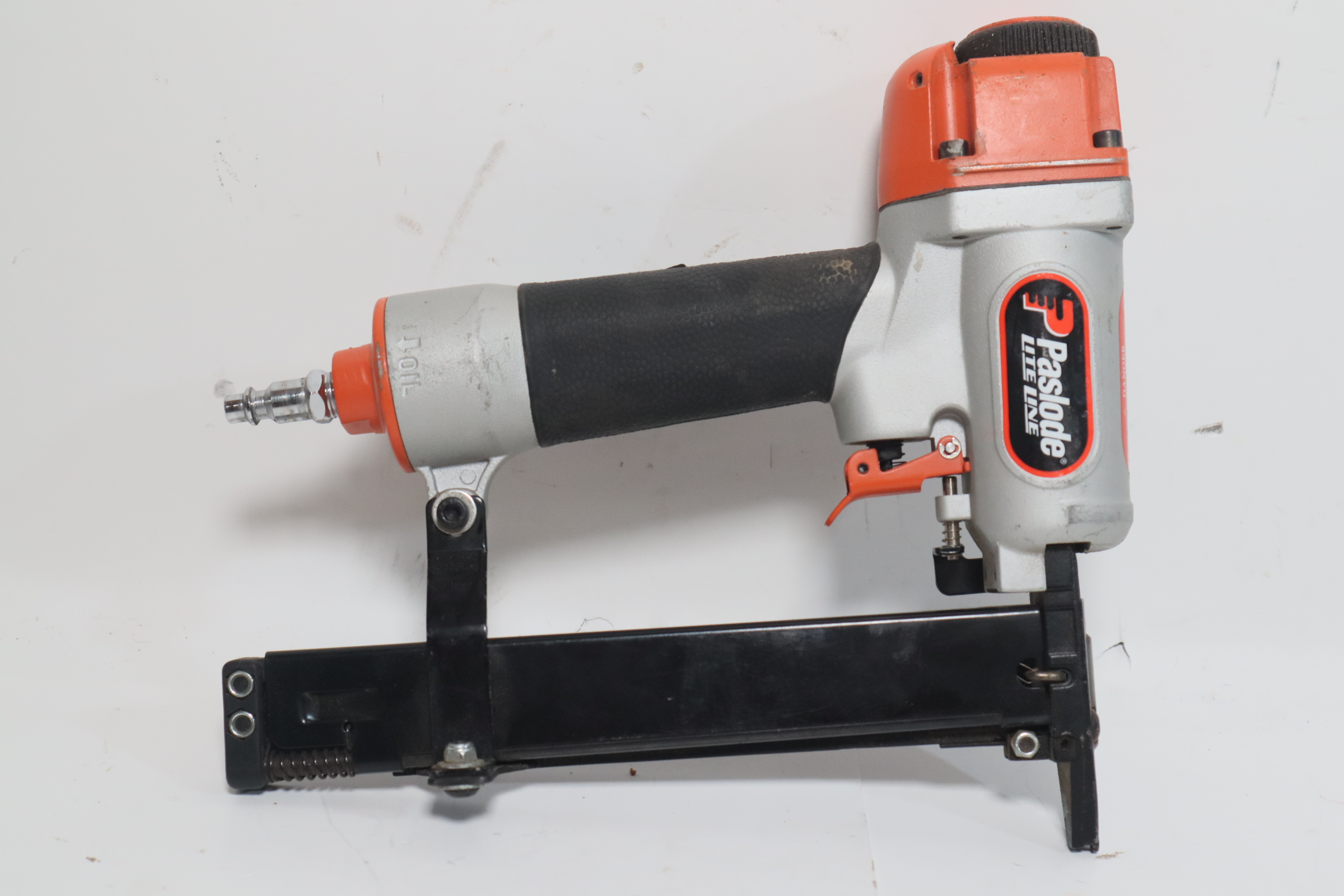 Paslode Lite Line N18-125 Pneumatic 1/1/4" Narrow Soffit Stapler 0585