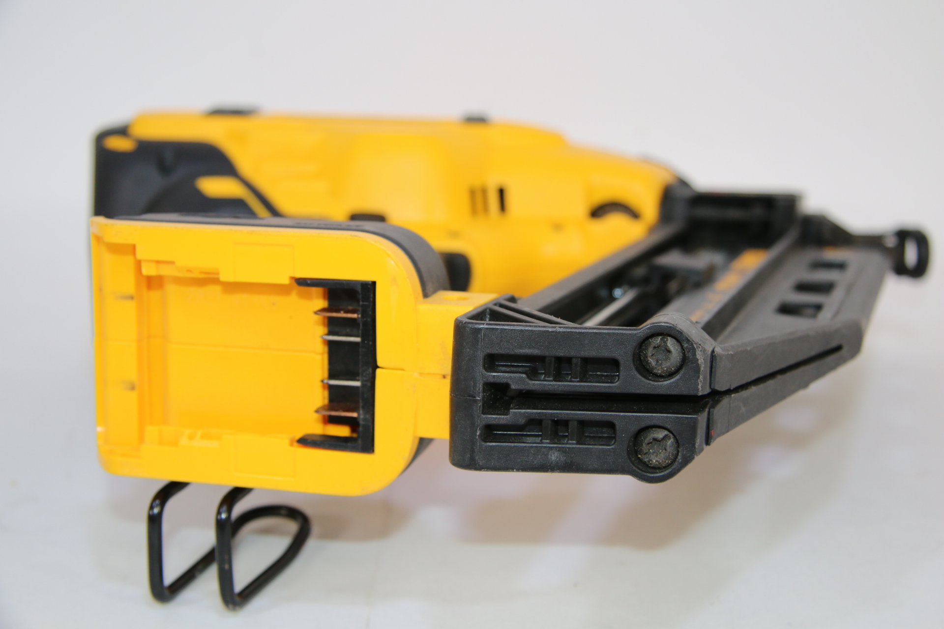 DeWalt DCN660 20V MAX XR 16 GA Angled Finish Nailer MGPB