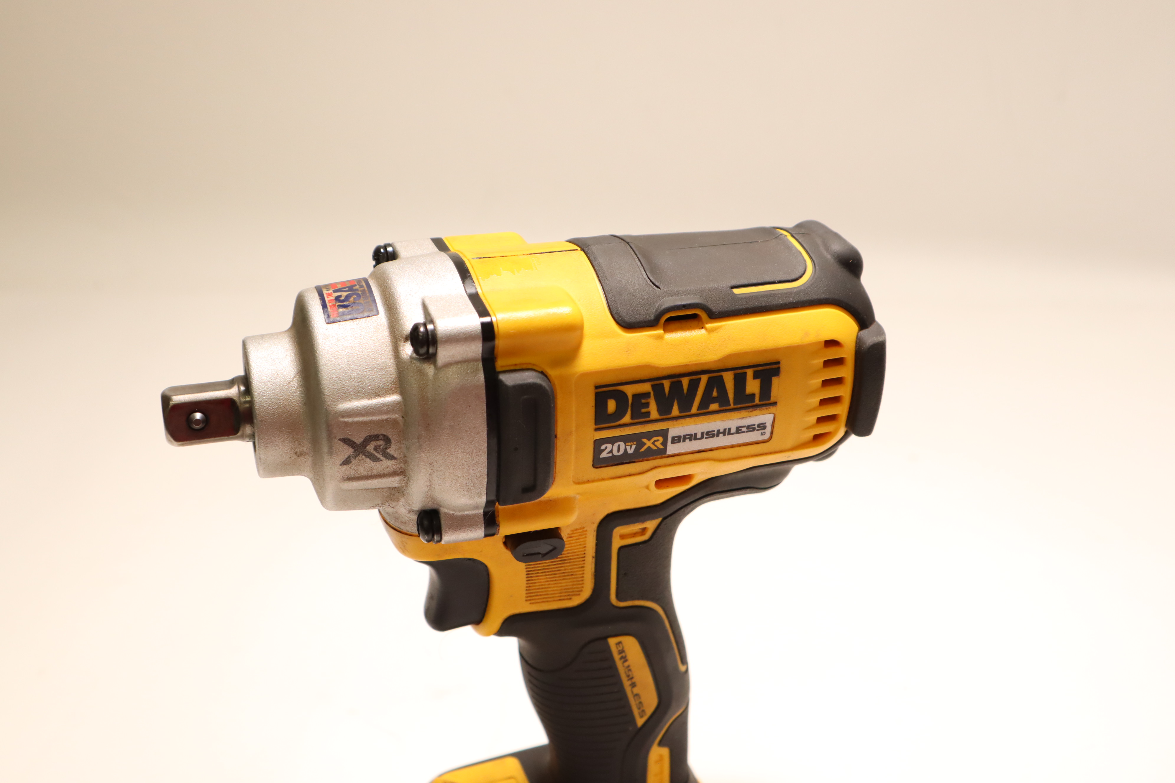 DEWALT DCF894 20-Volt Li-Ion Cordless Brushless 1/2" Mid-Range Impact ...