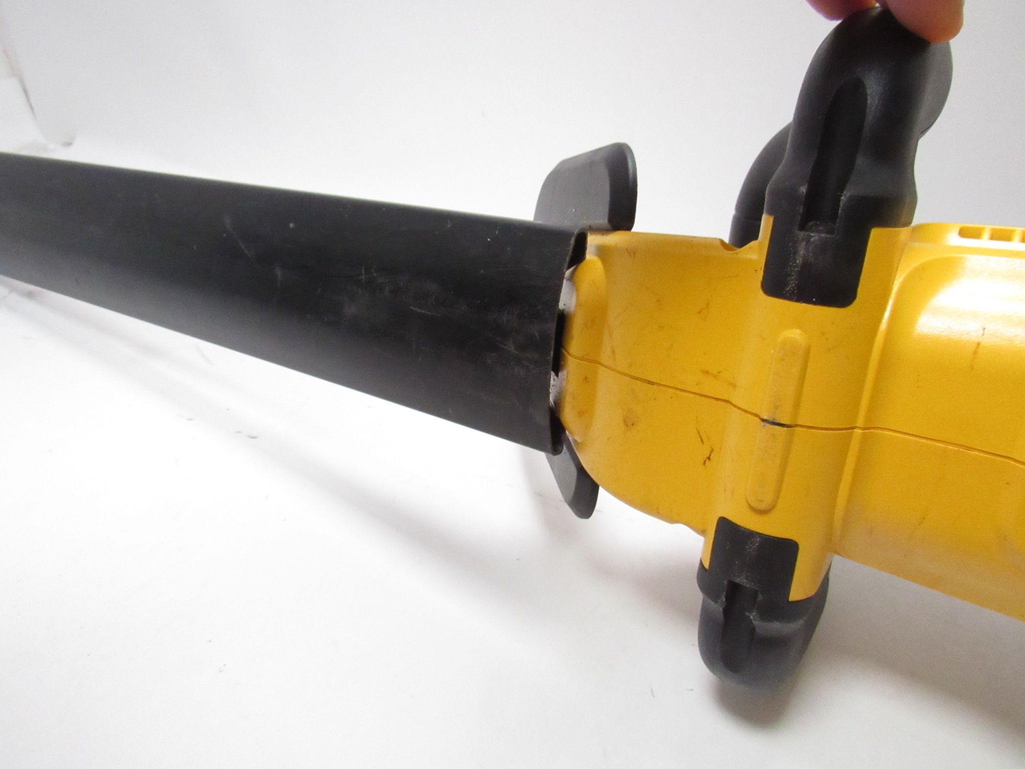 DeWalt DCHT820 22 Inch Hedge Trimmer 5Ah Battery Charger Set Local ...