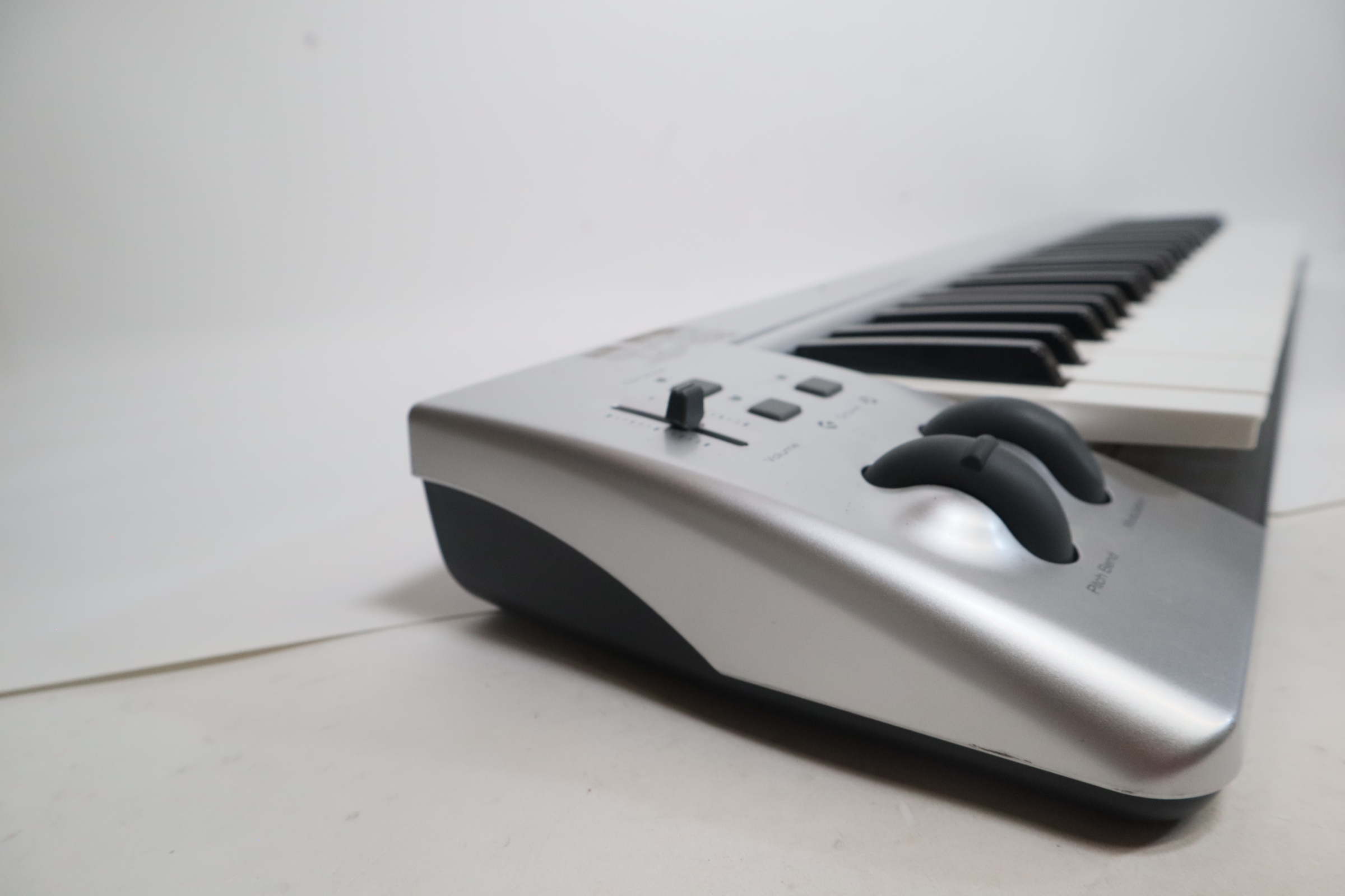 M-Audio KEYSTUDIO MIDI Controller 49 Key Keyboard Mixer 7525