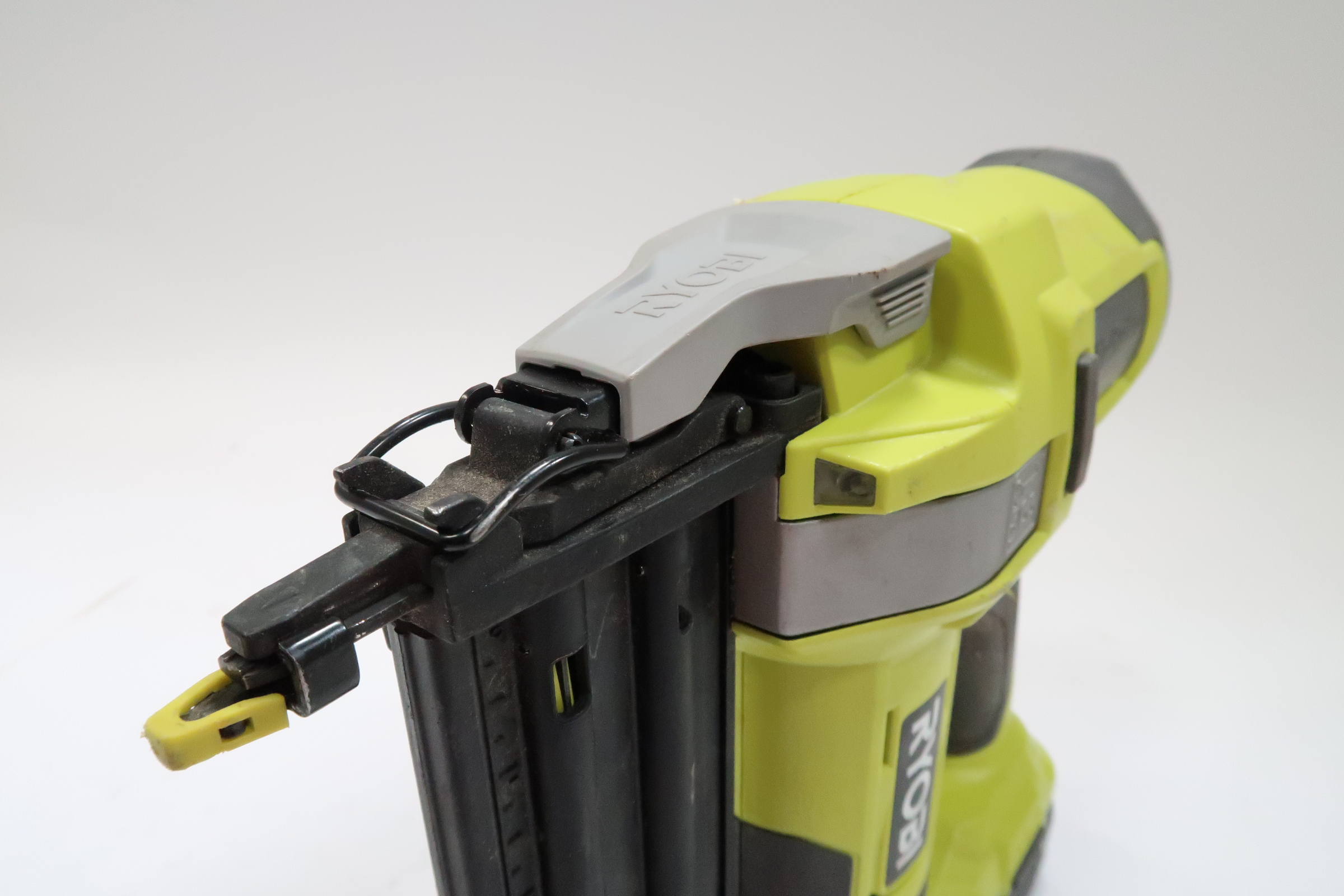 Ryobi P321 ONE+ 18V 18-Gauge Cordless AirStrike Brad Nailer 8558