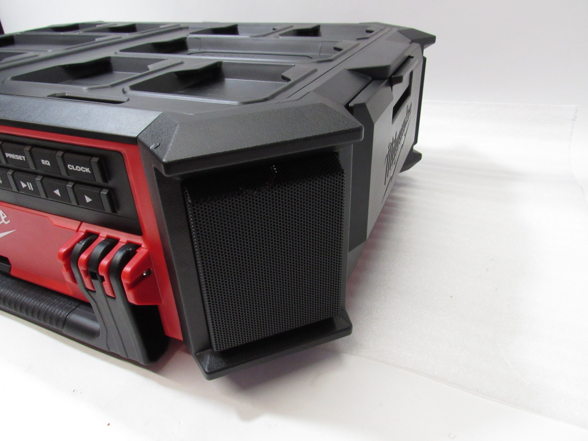 Milwaukee 2950-20 M18 Li-Ion Cordless Built-In Charger PACKOUT Radio ...