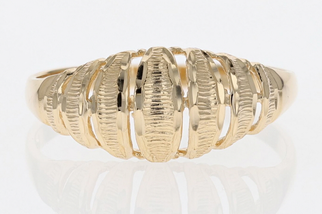 8.4mm Diamond Cut Textured Dome Ring 18k Yellow Gold 2.71 Grams Size 8