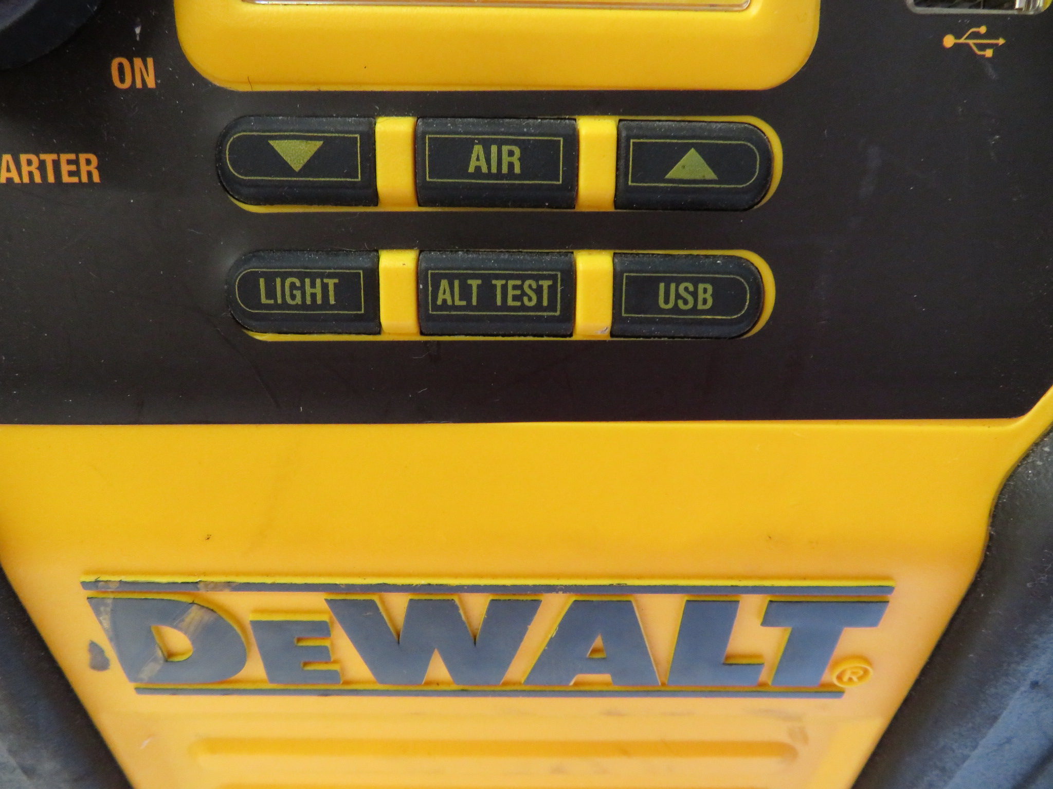 DeWalt DXAEJ14 1400 Peak Amp Portable Jump Starter