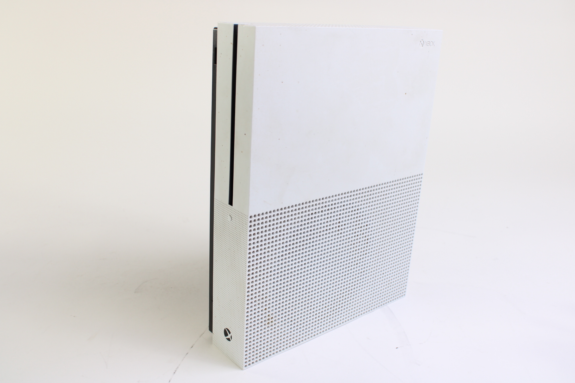 Microsoft 1681 Xbox One S White Body Video Game Console 500GB - 1203