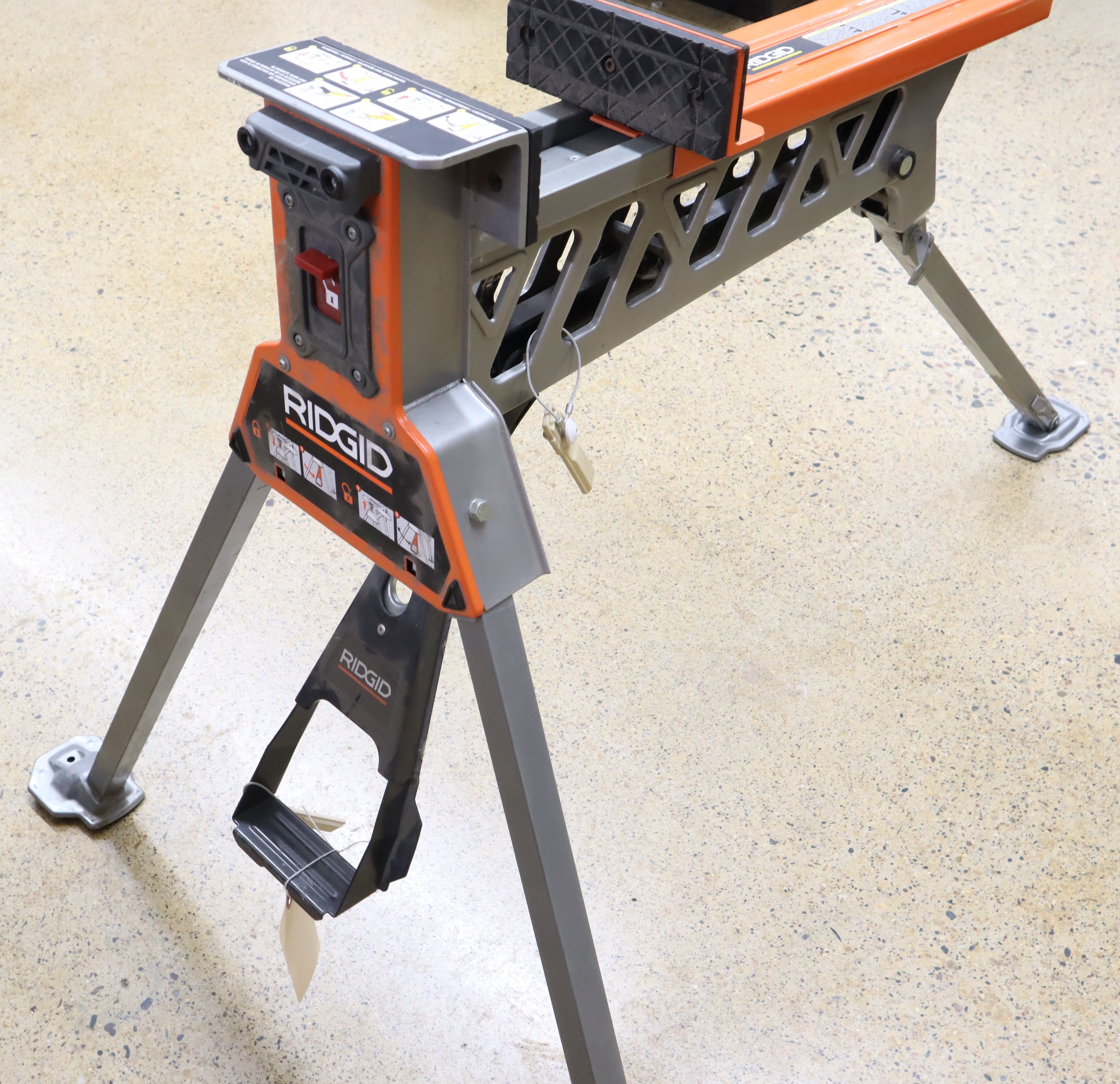RIDGID AC9956 Super Clamp Table Local In Store Pickup Only 8250