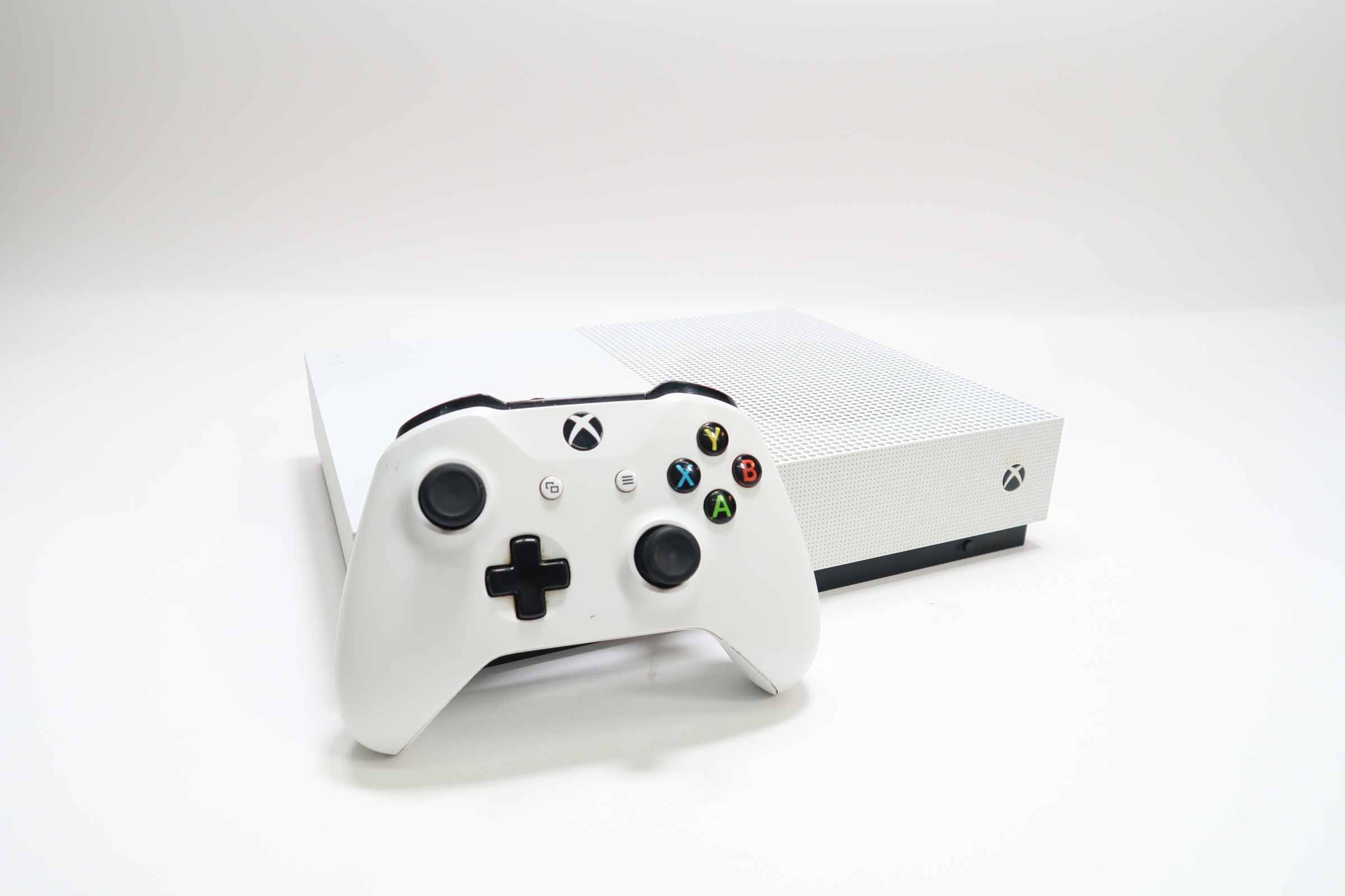 Microsoft Xbox One S 1681 1TB HDD White Body Home Video Game Console 9966