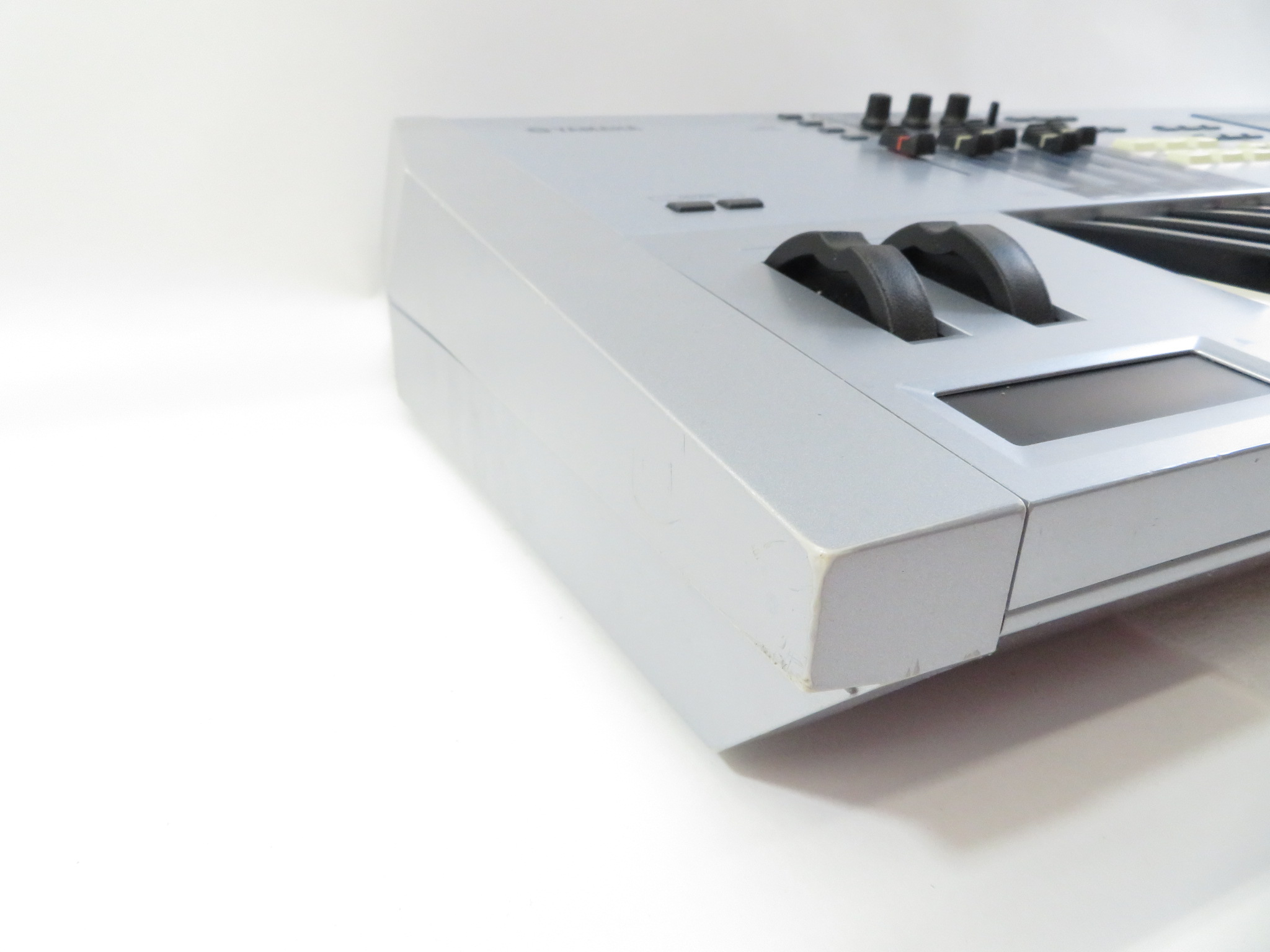 Yamaha MOTIF ES6 61-Key Music Production Synthesizer Keyboard