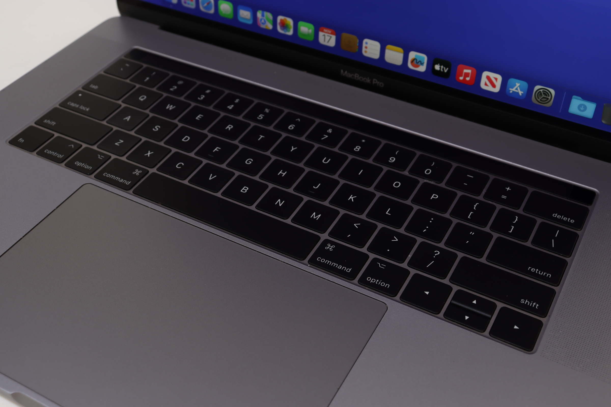 Apple MacBook Pro (2017) MPTT2LL/A Core i7-7820HQ 2.9GHz 16GB RAM 512 SSD 15.4"