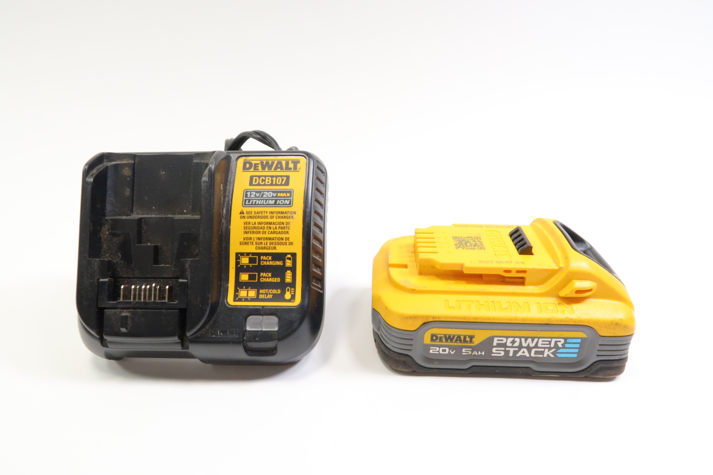 DeWalt DCBP520 POWERSTACK 20V Lithium-Ion 5.0Ah Battery / Charger Kit 3826