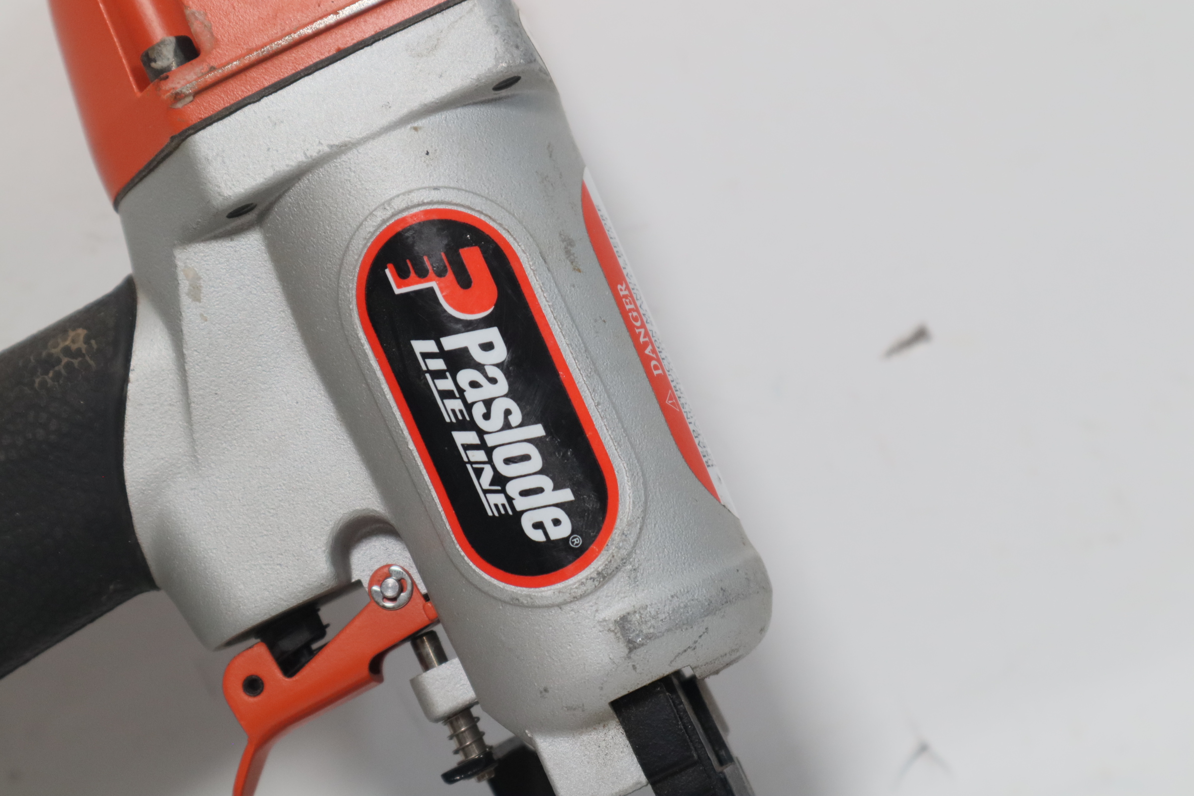 Paslode Lite Line N18-125 Pneumatic 1/1/4" Narrow Soffit Stapler 0585