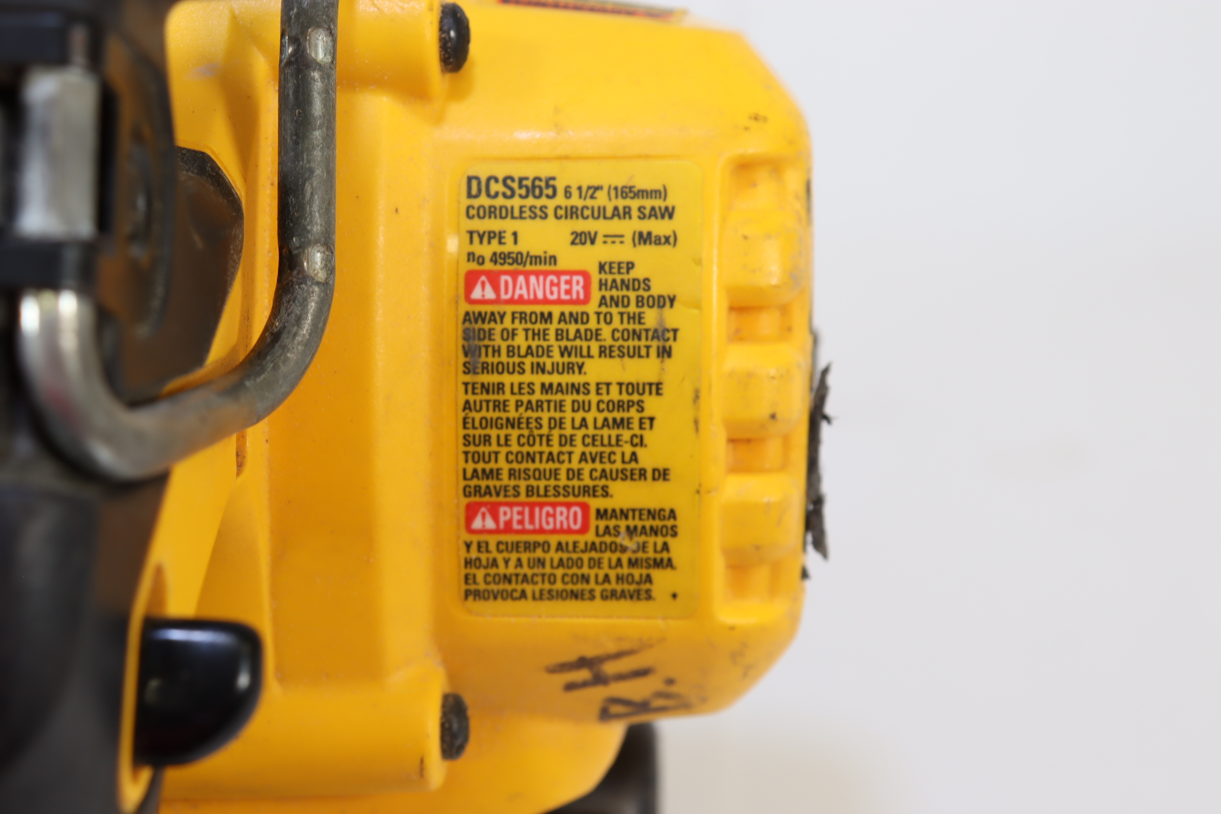 DEWALT Circular Saw DCS565 20-Volt MAX Cordless Li-Ion Brushless 6-1/2 in.