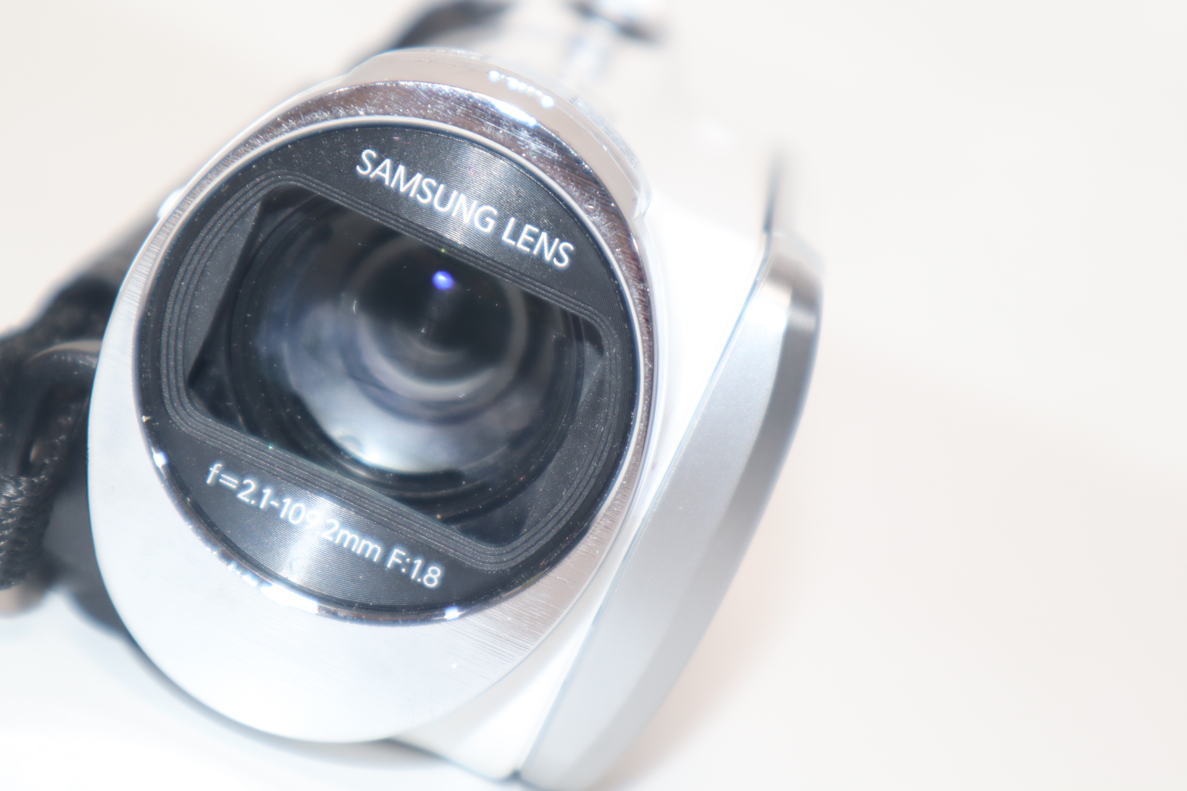 Samsung HMX-F90 White/Black Lightweight 52X Optical Zoom Digital Camcorder 2B6T