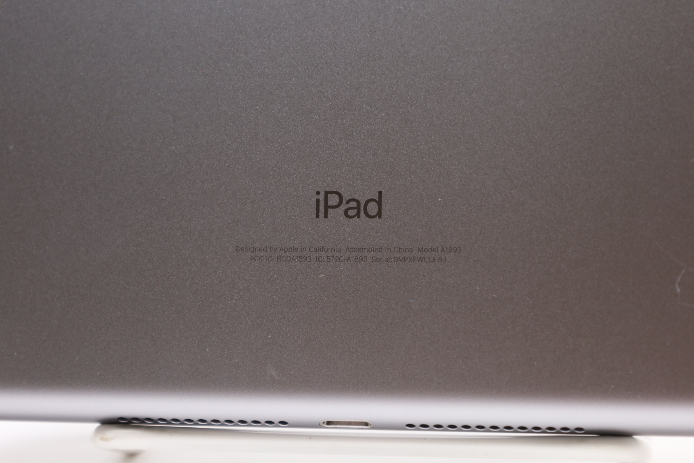 Apple iPad 6th Gen MR7F2LL/A 32GB Wi-Fi 9.7" Tablet - Space Gray