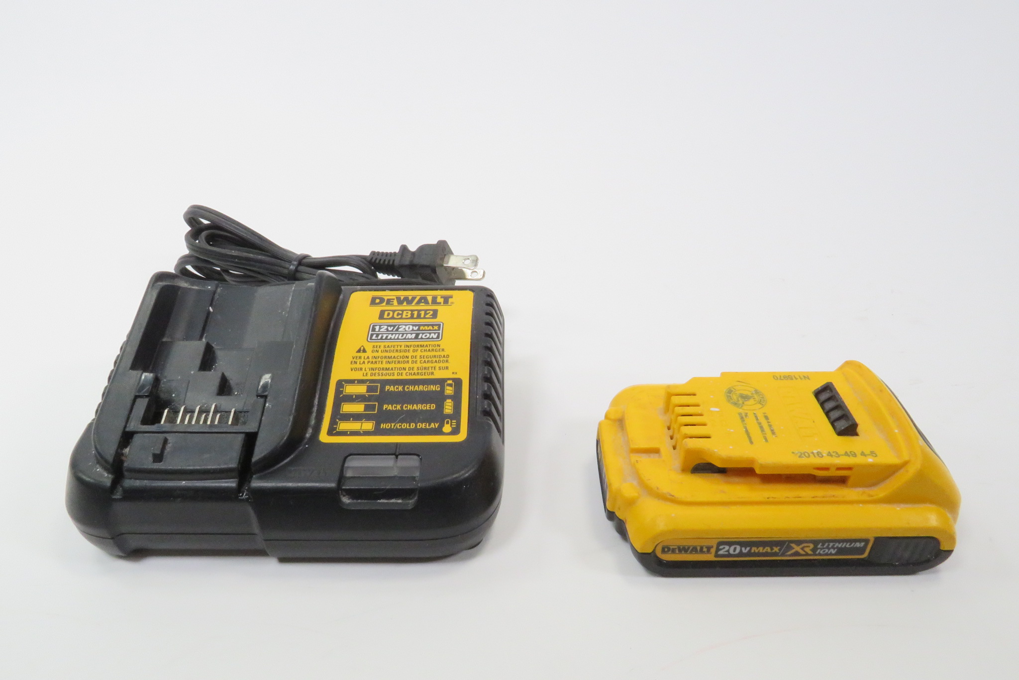 DeWalt DCB203 20-Volt MAX Lithium-Ion 2.0Ah Battery/Charger 7701