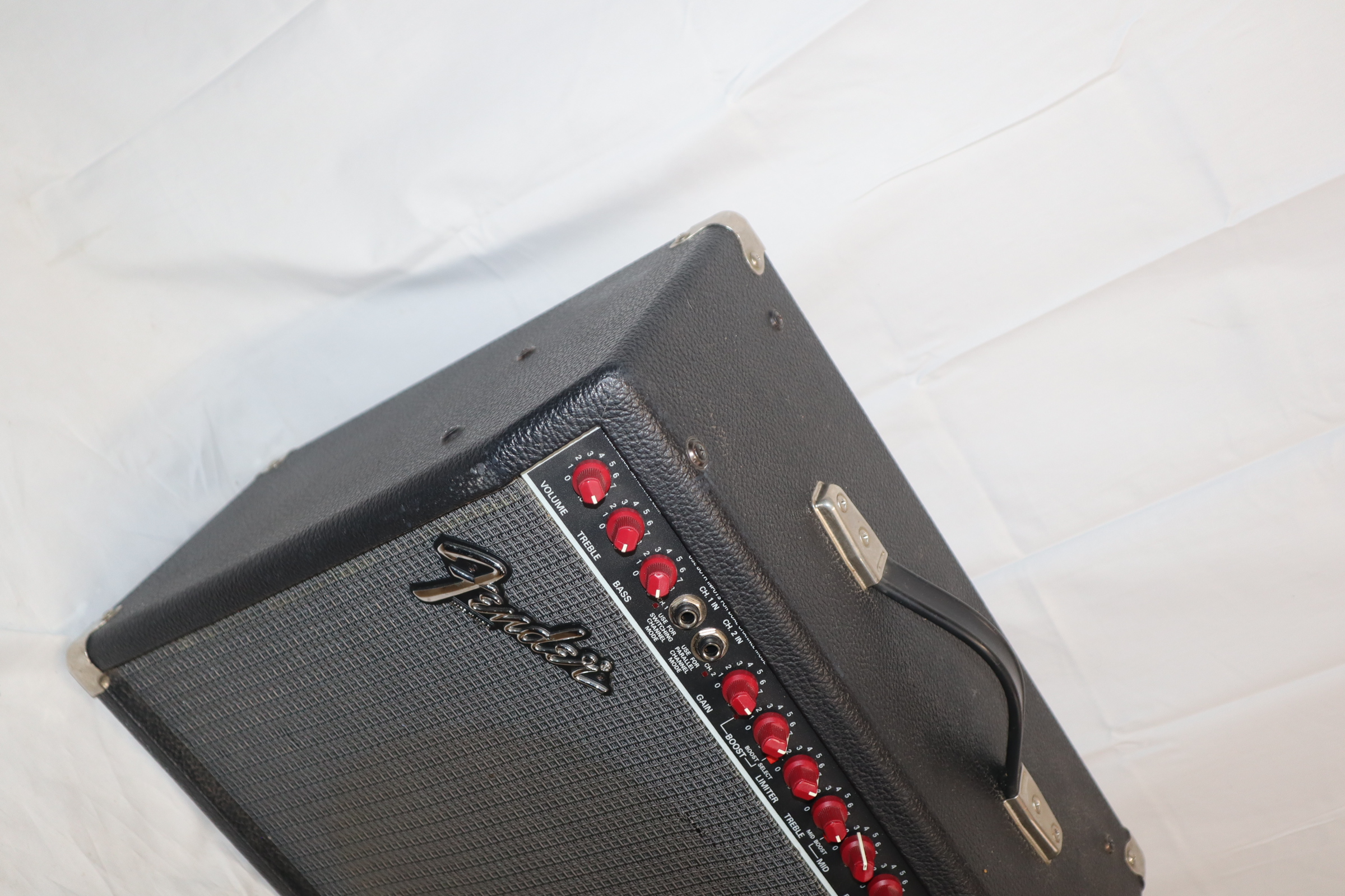 Fender Deluxe 85 2-Channel 85W Solid State Guitar Amp 8215 In Store ...