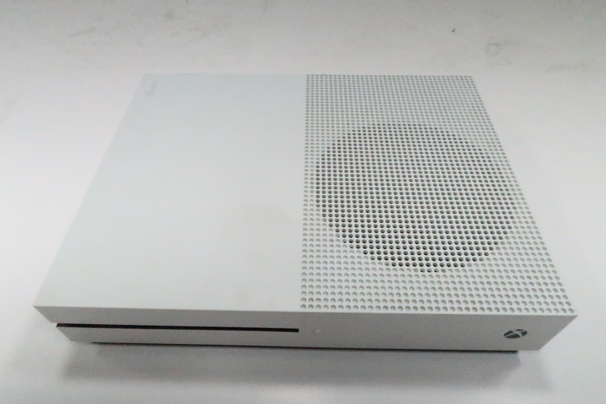 Microsoft 1681 Xbox One S 1TB Video Game Console 0563