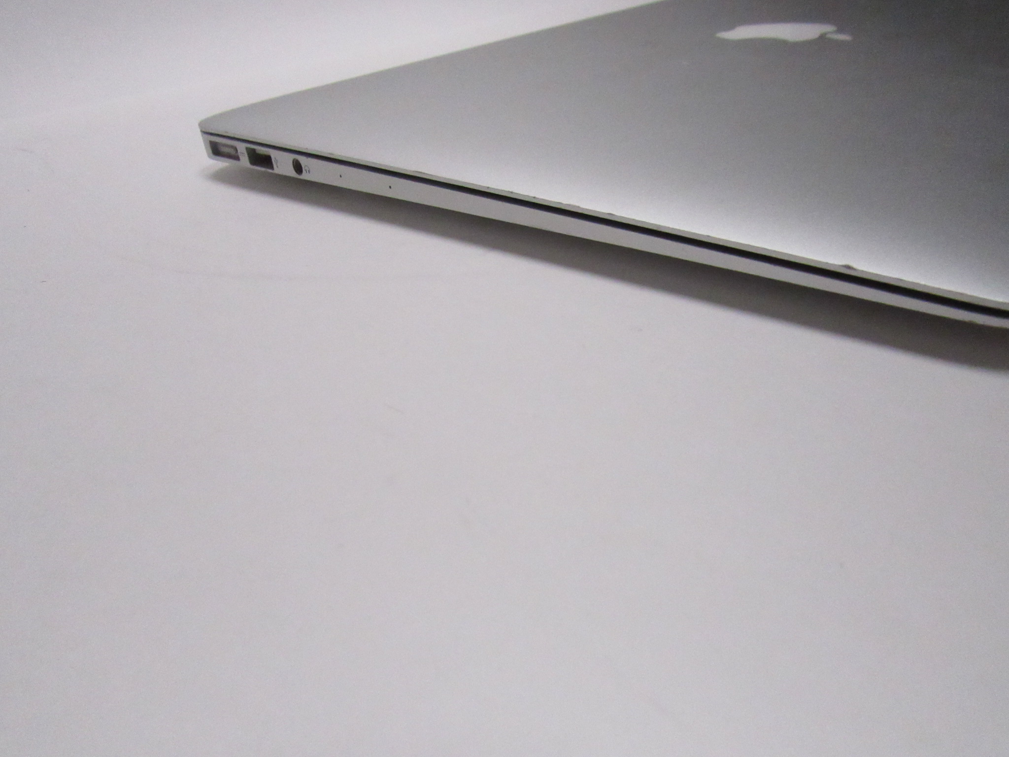 Apple MacBook Air (2017) MQD32LL/A Core i5-5350U 1.8GHz 8GB RAM 128GB SSD 13.3"