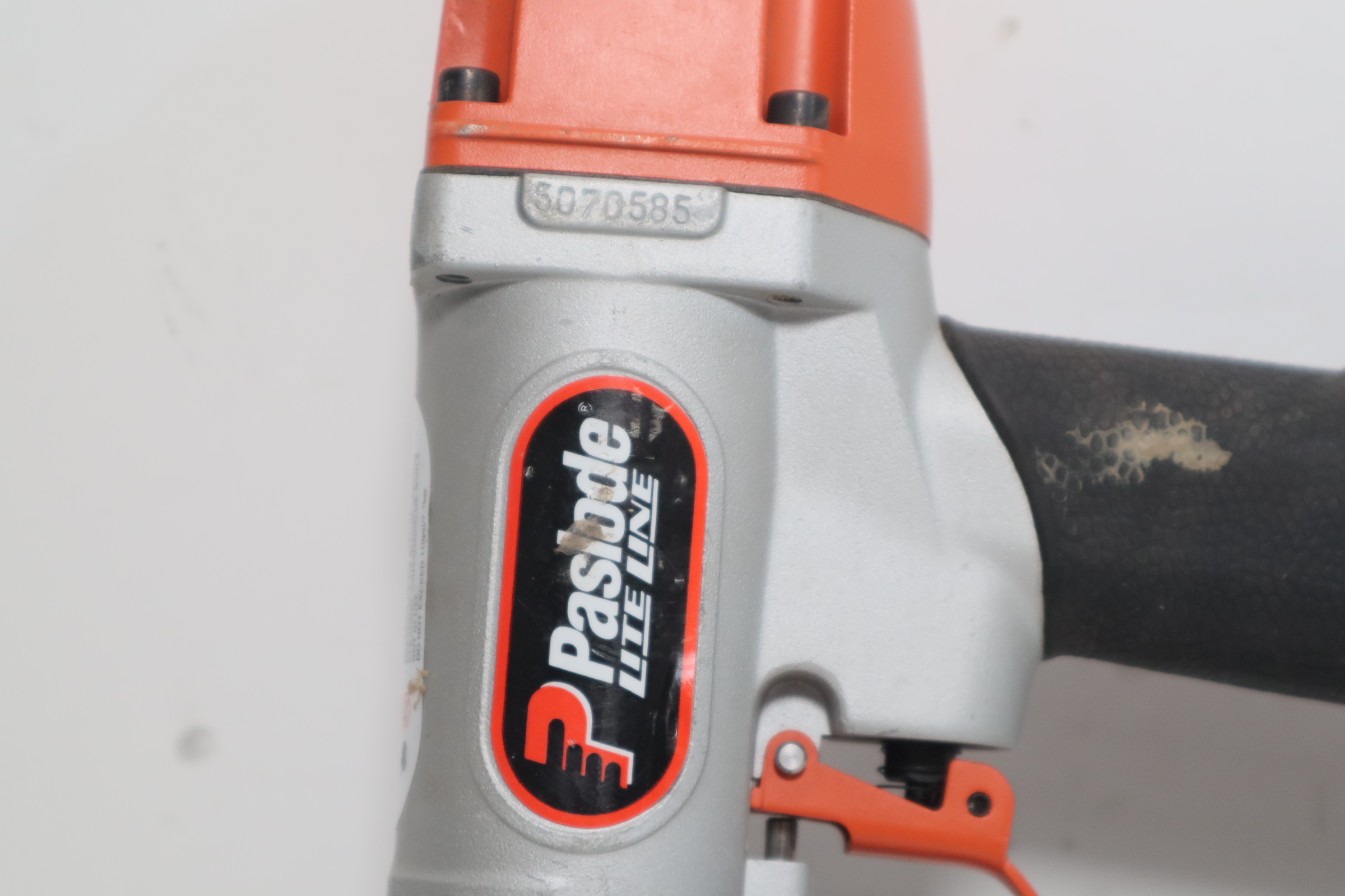 Paslode Lite Line N18-125 Pneumatic 1/1/4" Narrow Soffit Stapler 0585