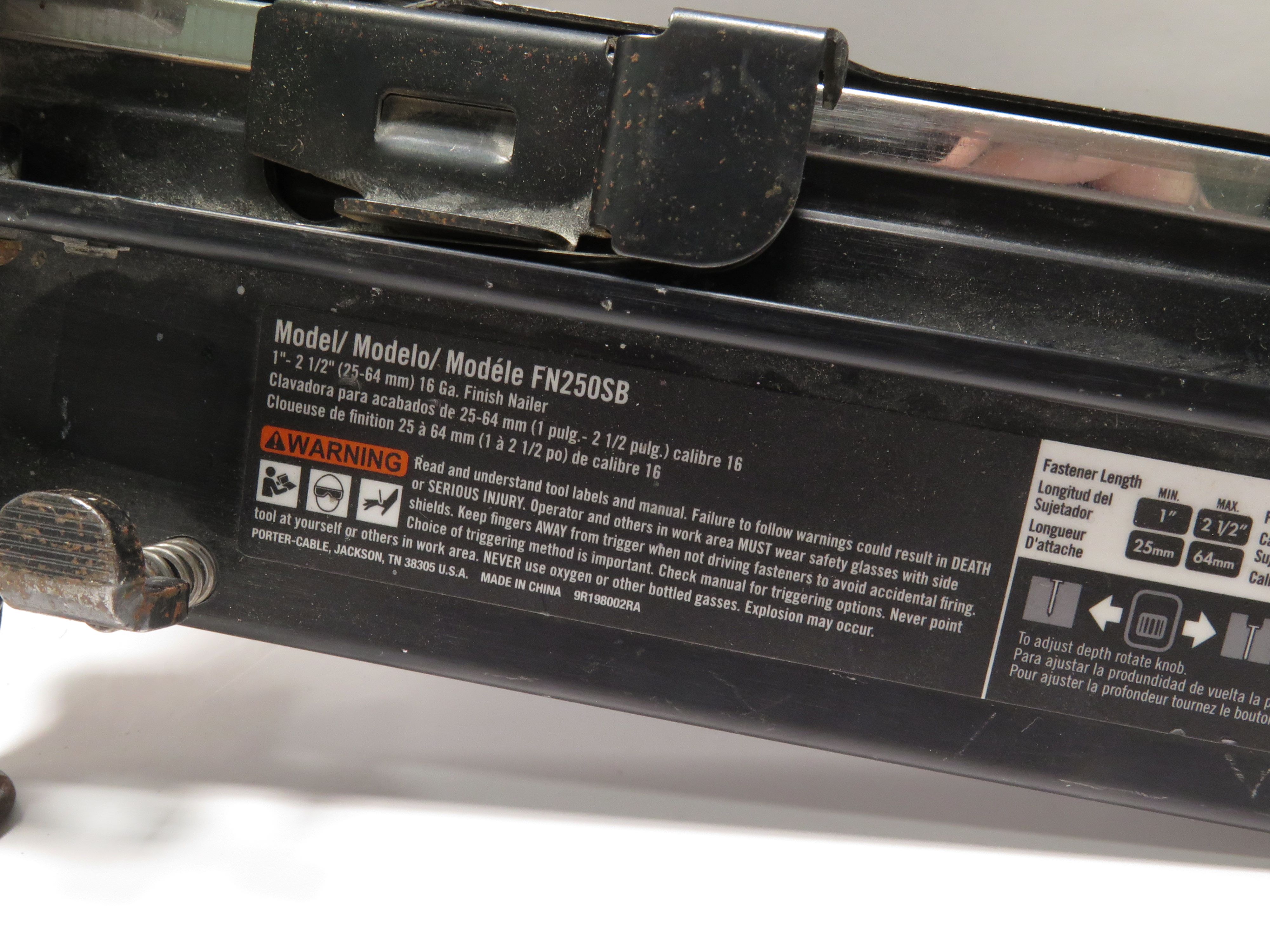 Porter Cable FN250SB Pneumatic 16-Gauge 2-1/2 in. Nailer Kit 0611