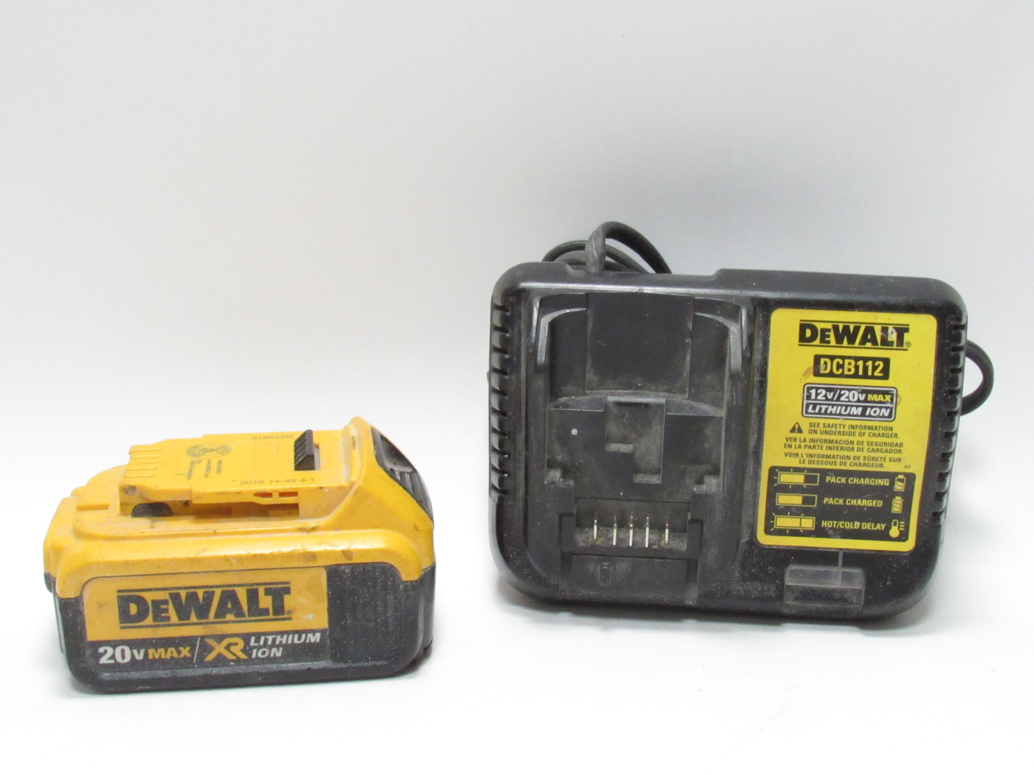 DeWalt DCB112 Charger 4Ah Battery Set
