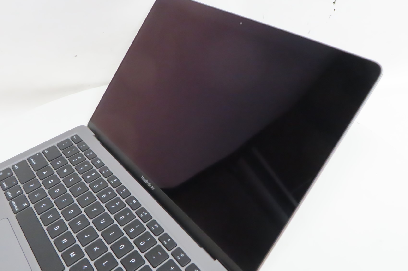 Apple MacBook Air (2020) MGN63LL/A M1 3.2GHz 7-Core GPU 8GB RAM 256GB SSD 13.3"