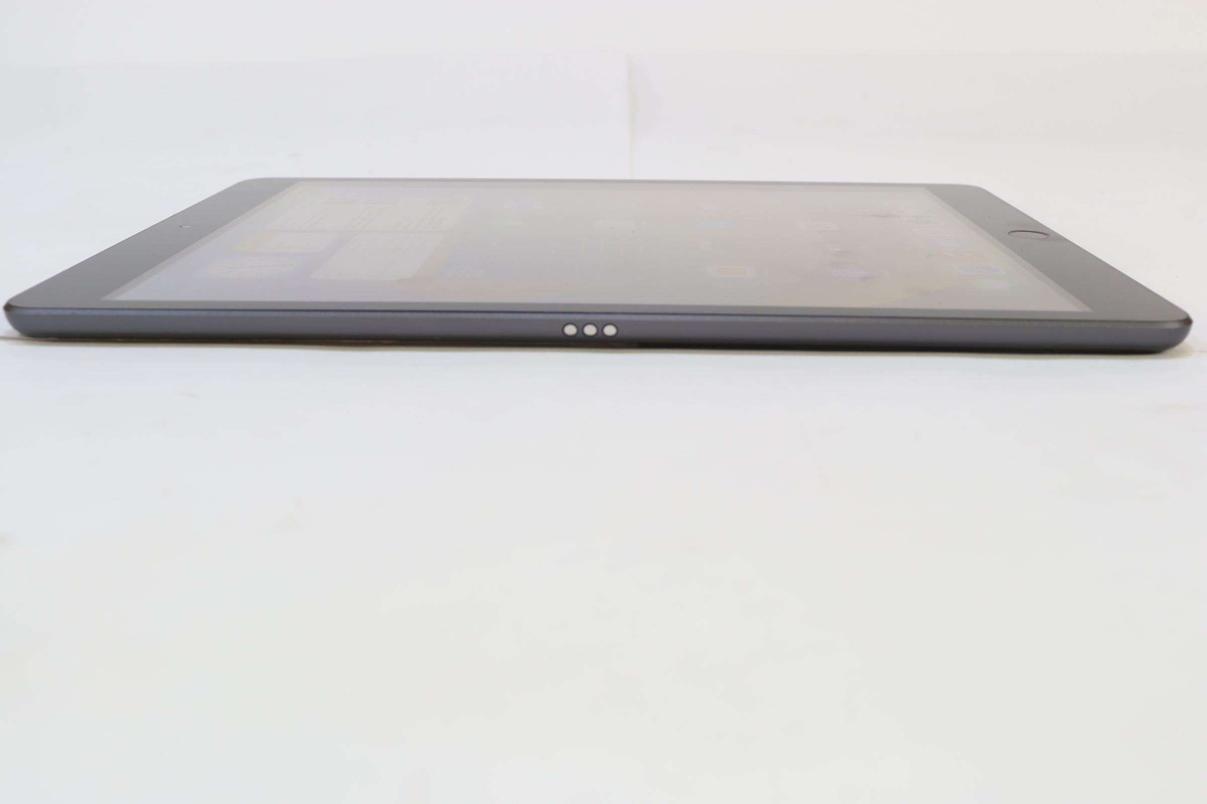 Apple iPad 7th Gen MW742LL/A 32GB Storage Wi-Fi-Only 10.2" Touchscreen ...