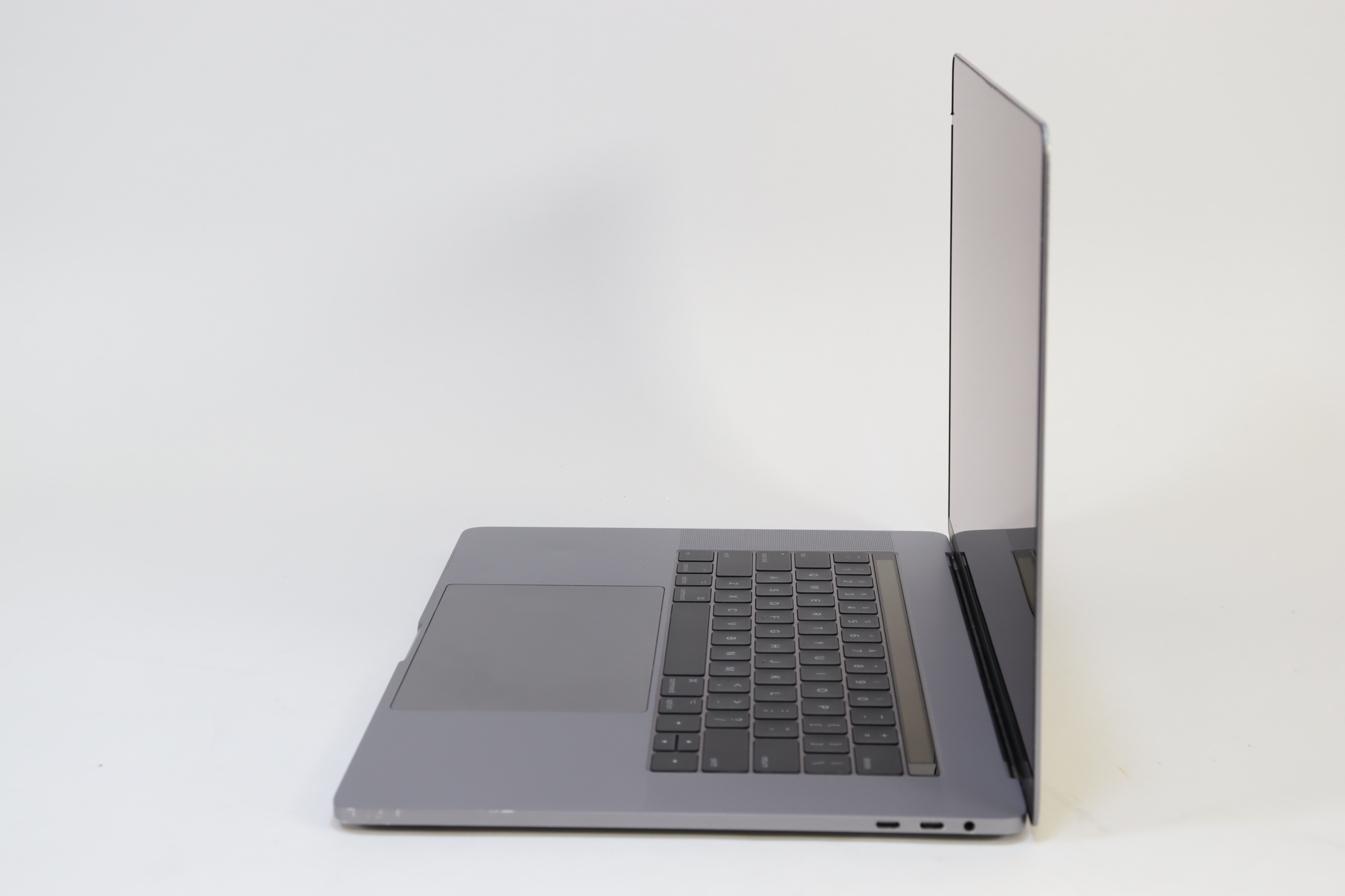 Apple MacBook Pro (2017) MPTT2LL/A Core i7-7820HQ 2.9GHz 16GB RAM 512 SSD 15.4"