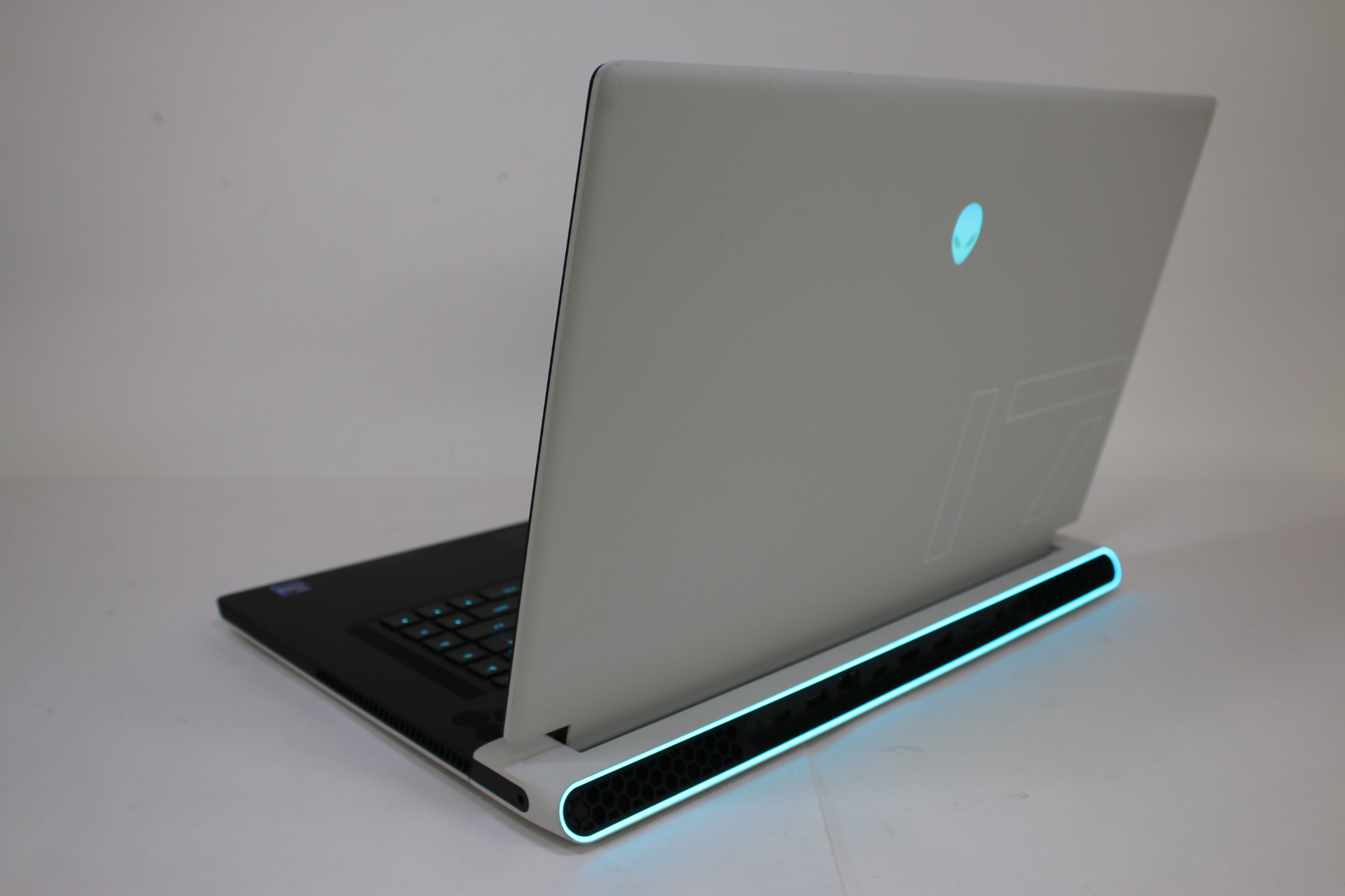 Alienware x17 R2 P48E Core i9-12900H 2.5Ghz RTX 3060 32GB RAM 1TB SSD 17.3"