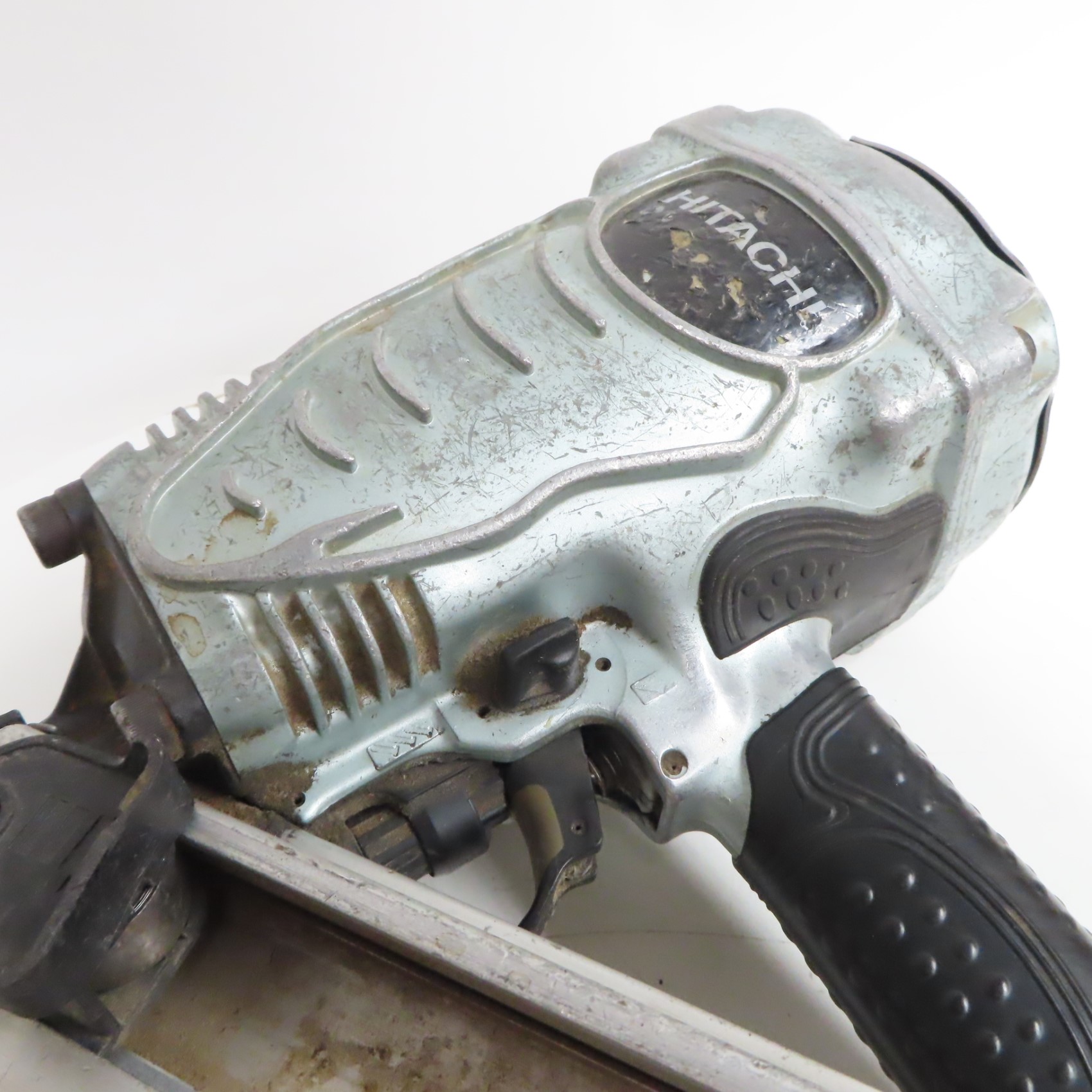 Hitachi NR 90AD(S1) 3-1/2" Pneumatic Paper Collated Framing Nailer