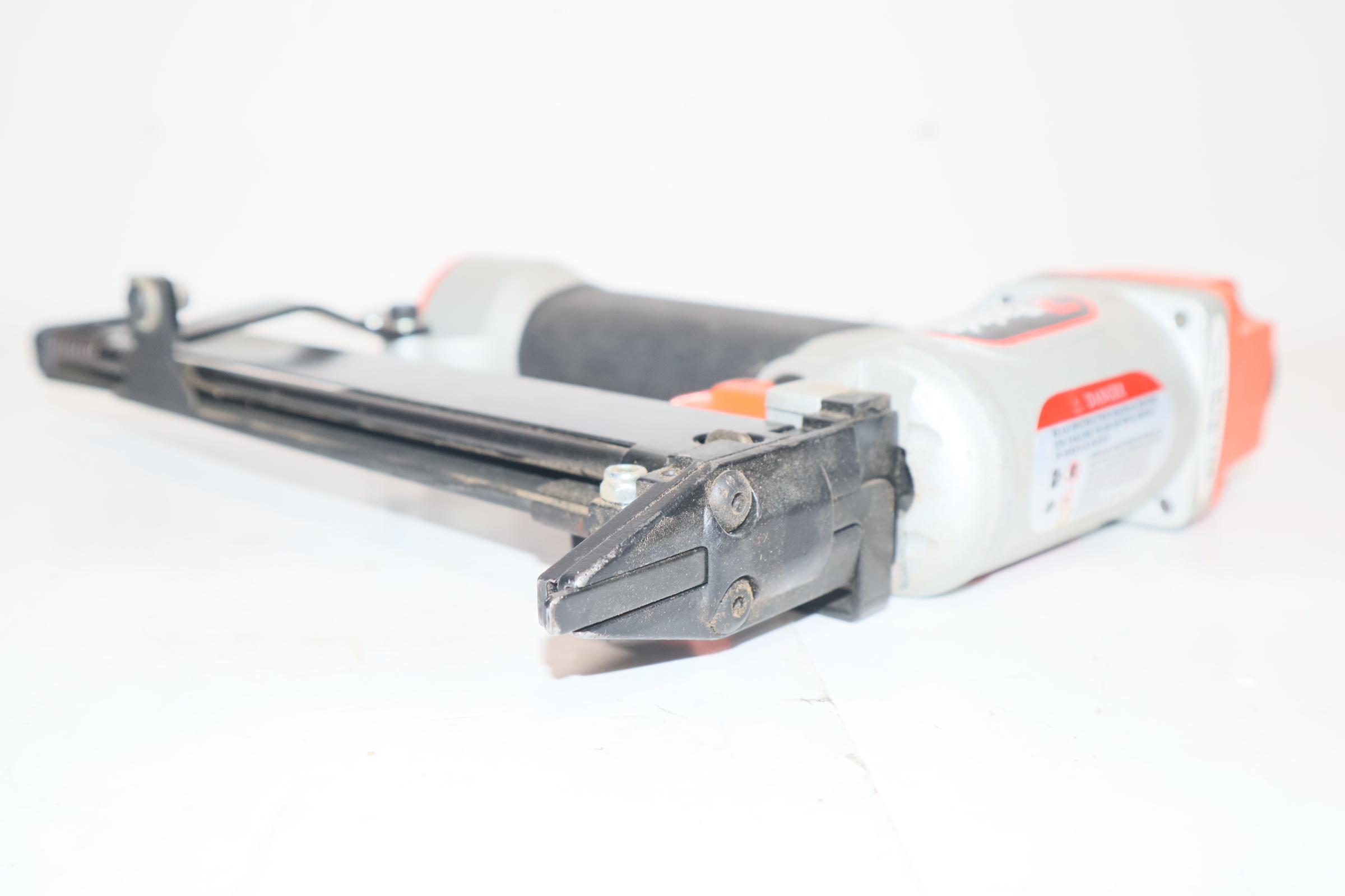 Paslode Lite Line N18-125 Pneumatic 1/1/4" Narrow Soffit Stapler 0585