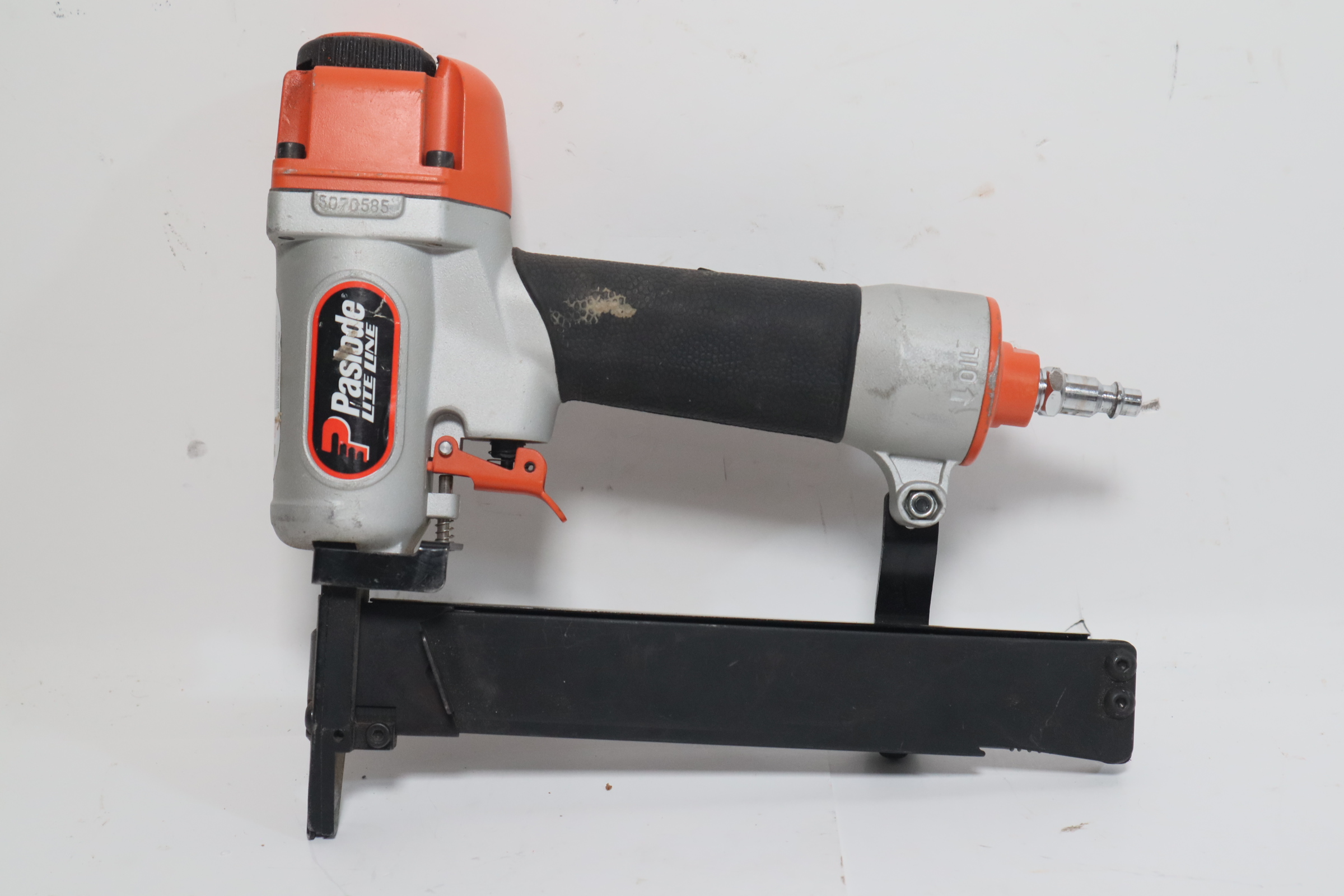 Paslode Lite Line N18-125 Pneumatic 1/1/4" Narrow Soffit Stapler 0585