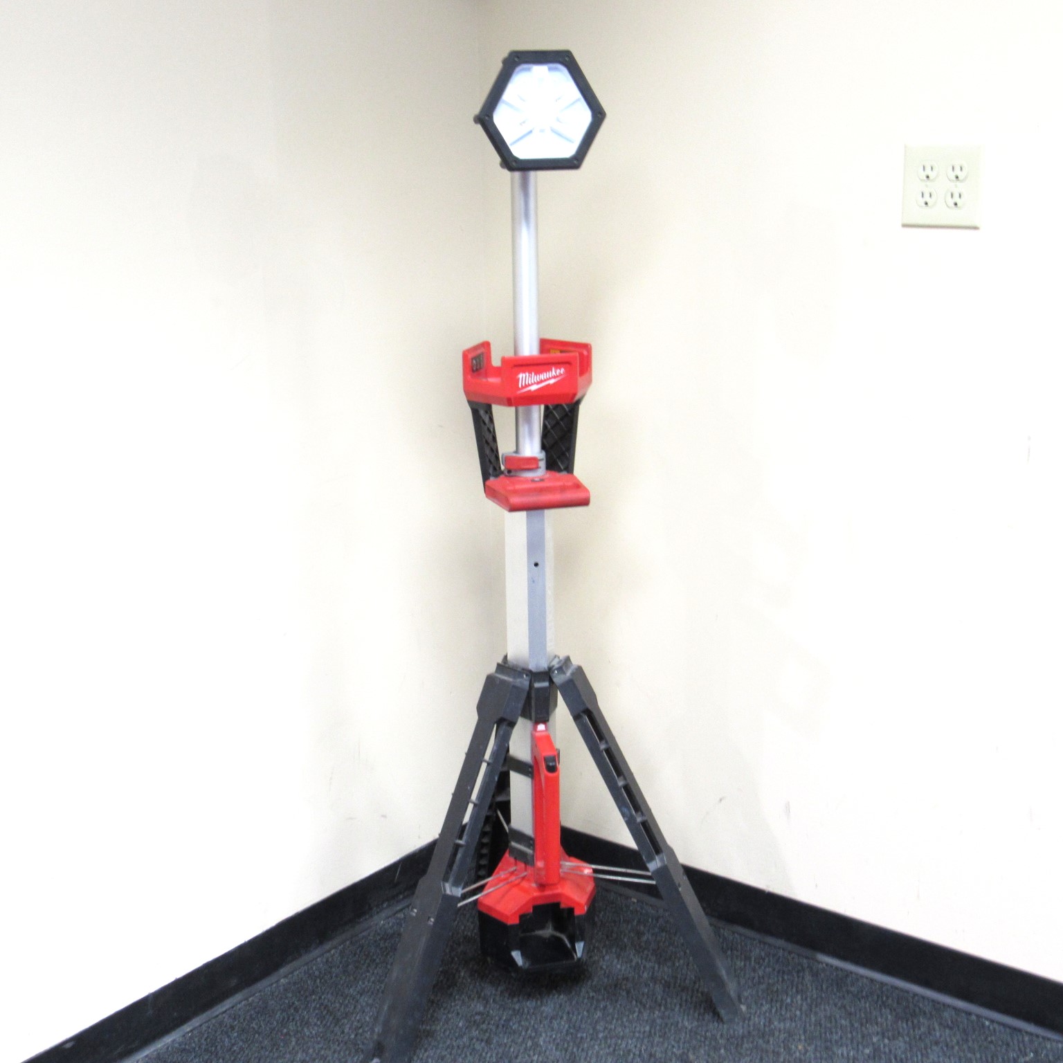 Milwaukee 2131-20 M18 18V Rocket 2500-Lumens Dual Power Tower Light ...