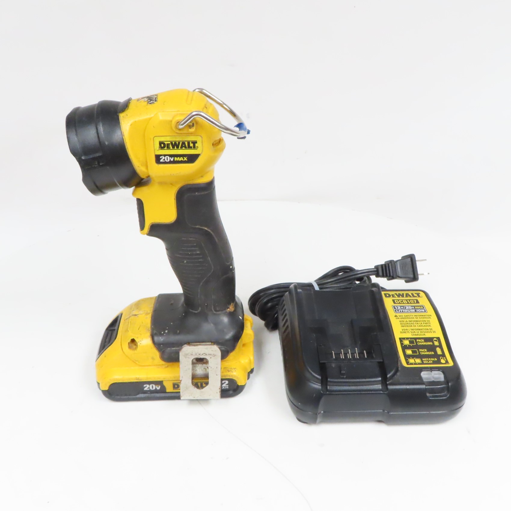 DeWalt DCL040 MAX 20V LED Cordless Handheld Work Flashlight Kit