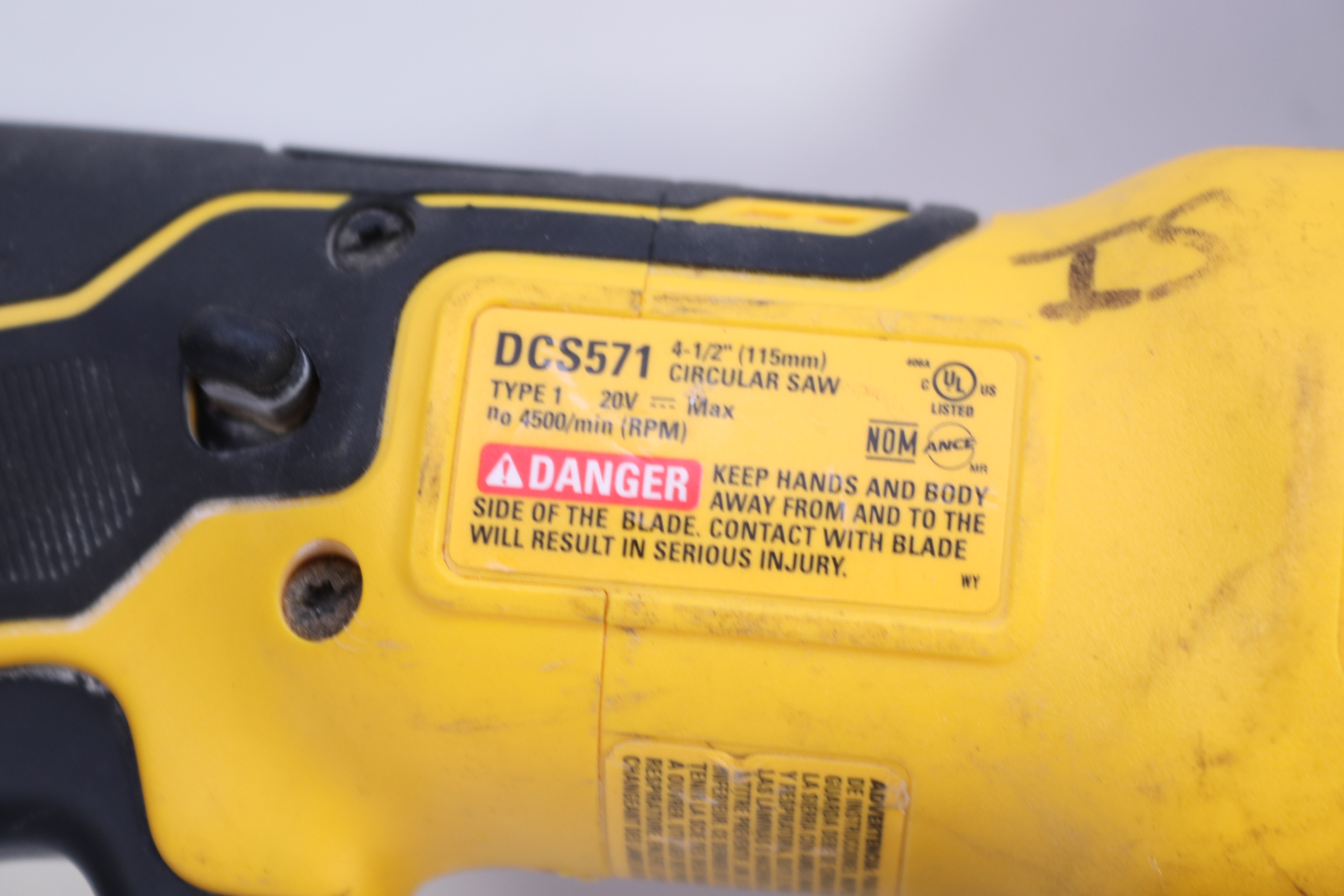 DeWalt DCS571 ATOMIC 20V MAX Cordless Brushless 4-1/2" Circular Saw