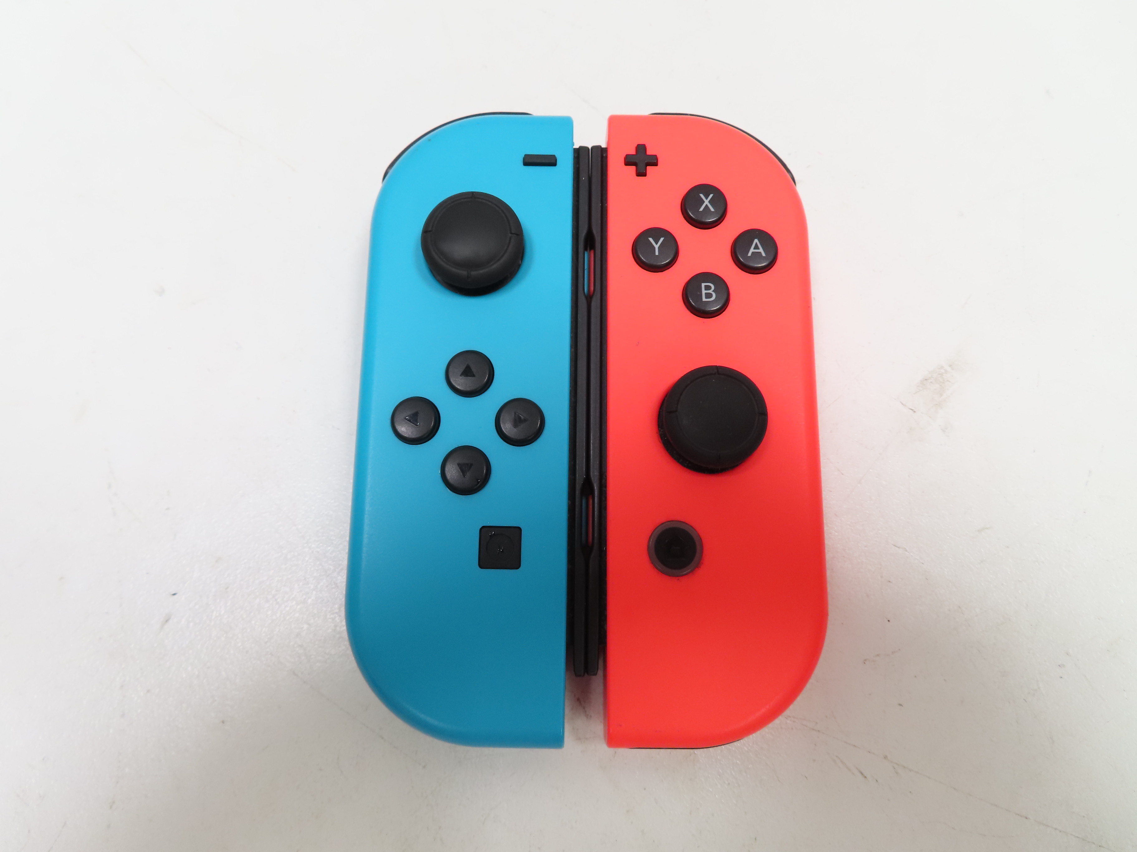 Nintendo HAC-001(-01) 32GB Video Game Console - Red/Blue Joycons