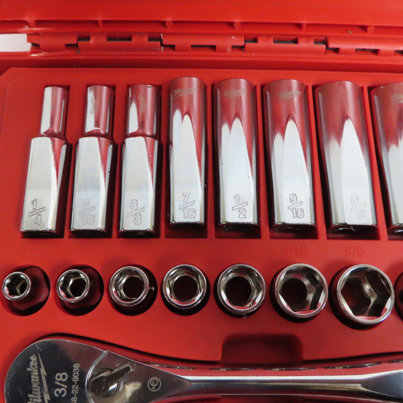 Milwaukee 48-22-9008 56-Piece 3/8" Drive SAE & Metric Socket/Ratchet Set