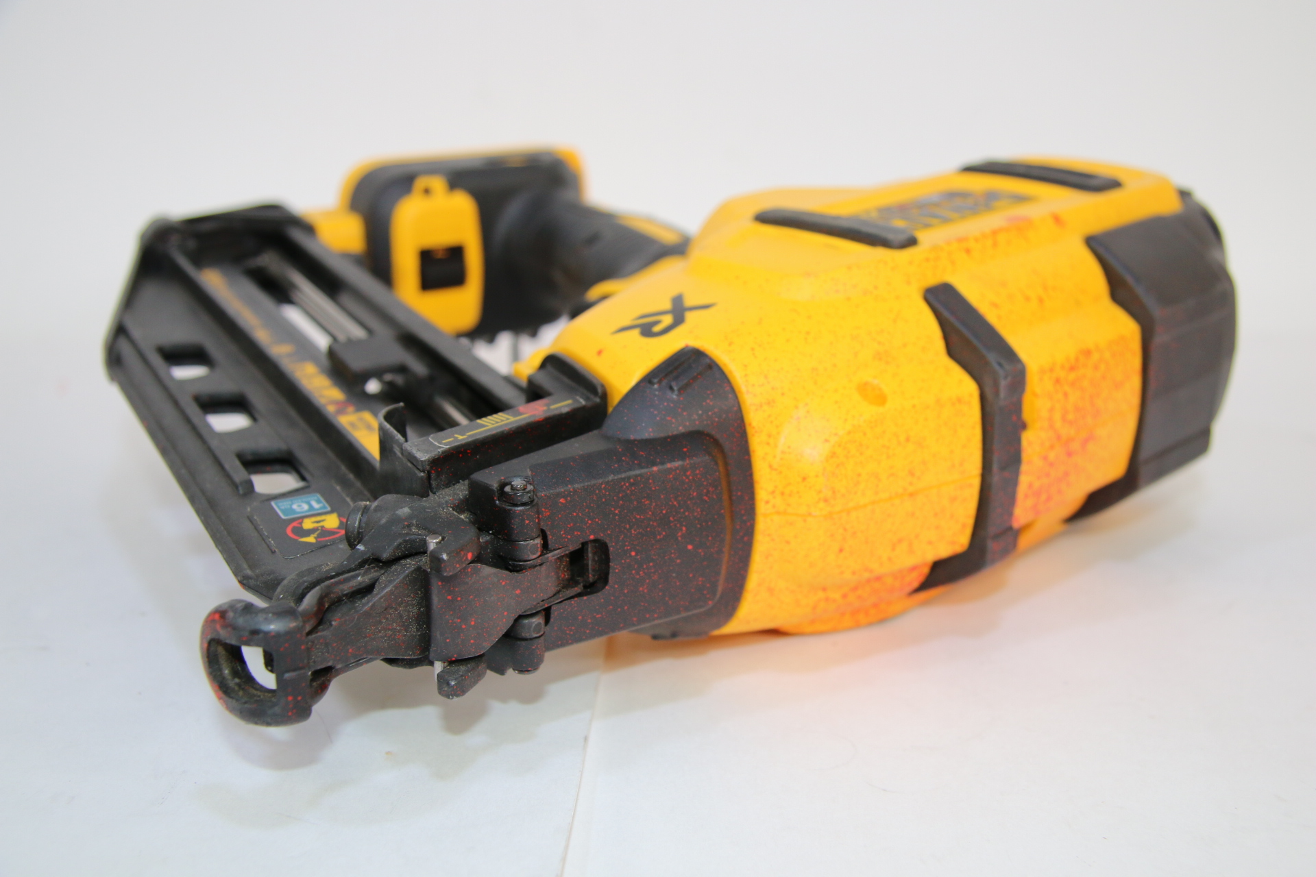 DeWalt DCN660 20V MAX XR 16 GA Angled Finish Nailer MGPB