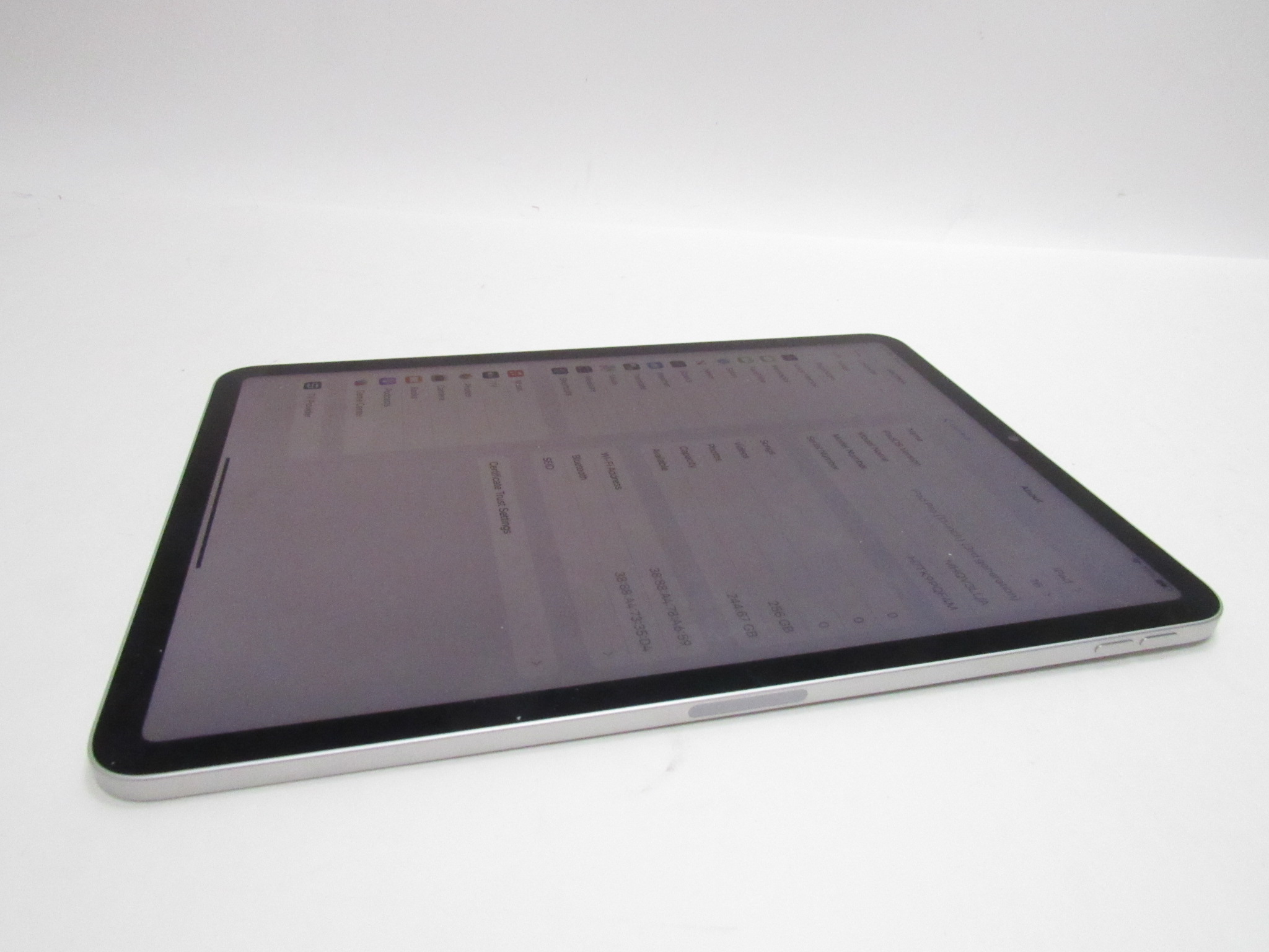 Apple iPad Pro 3rd Gen MHQV3LL/A A2377 256GB Wi-Fi Tablet Silver